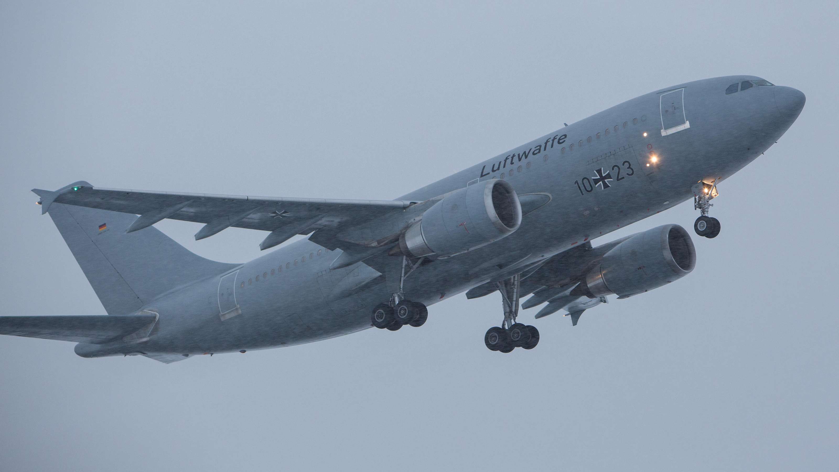 Die Luftwaffe fliegt Deutsche aus Wuhan aus