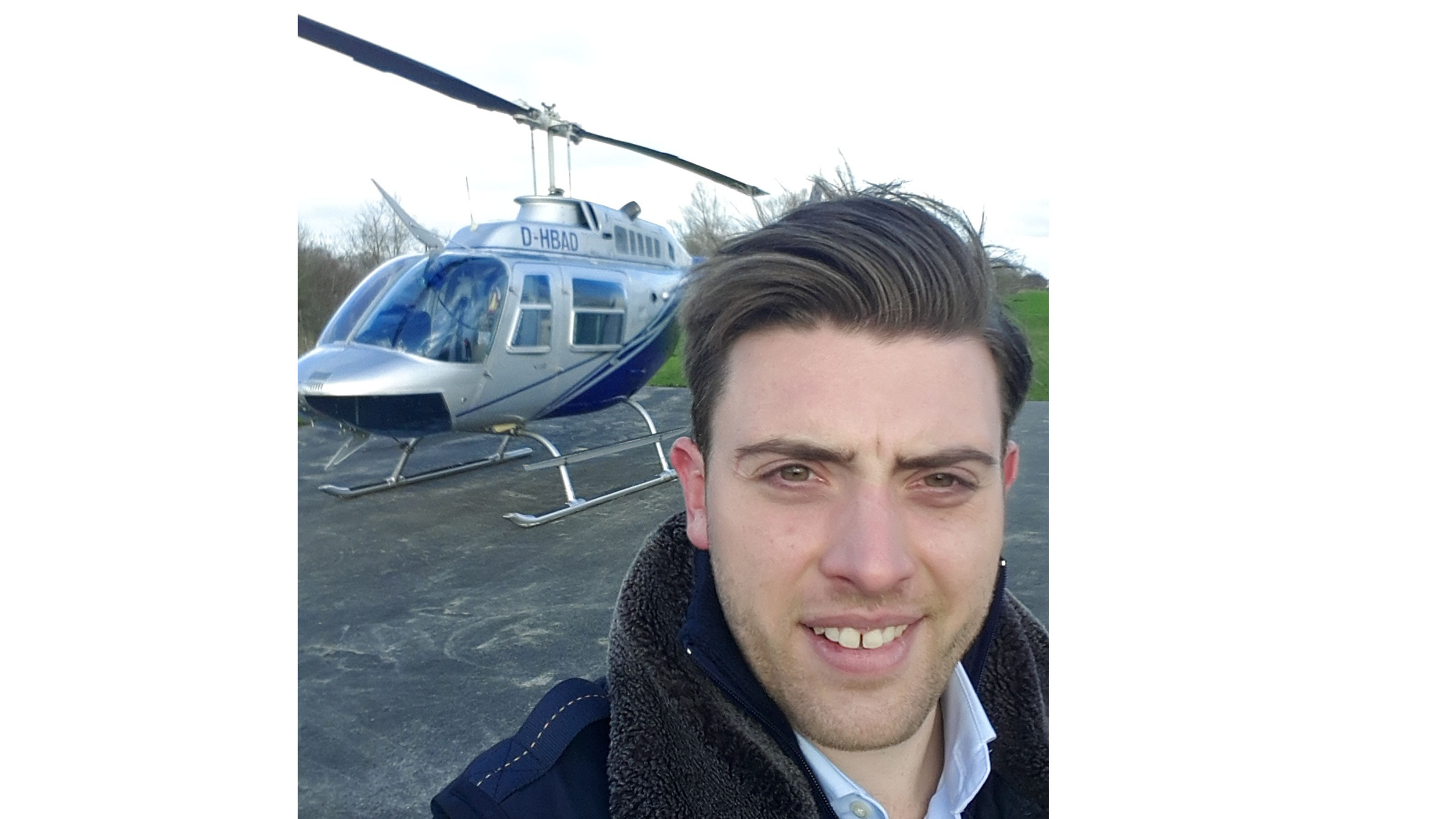 Jan-Philipp Dombrowski steht vor einem Hubschrauber