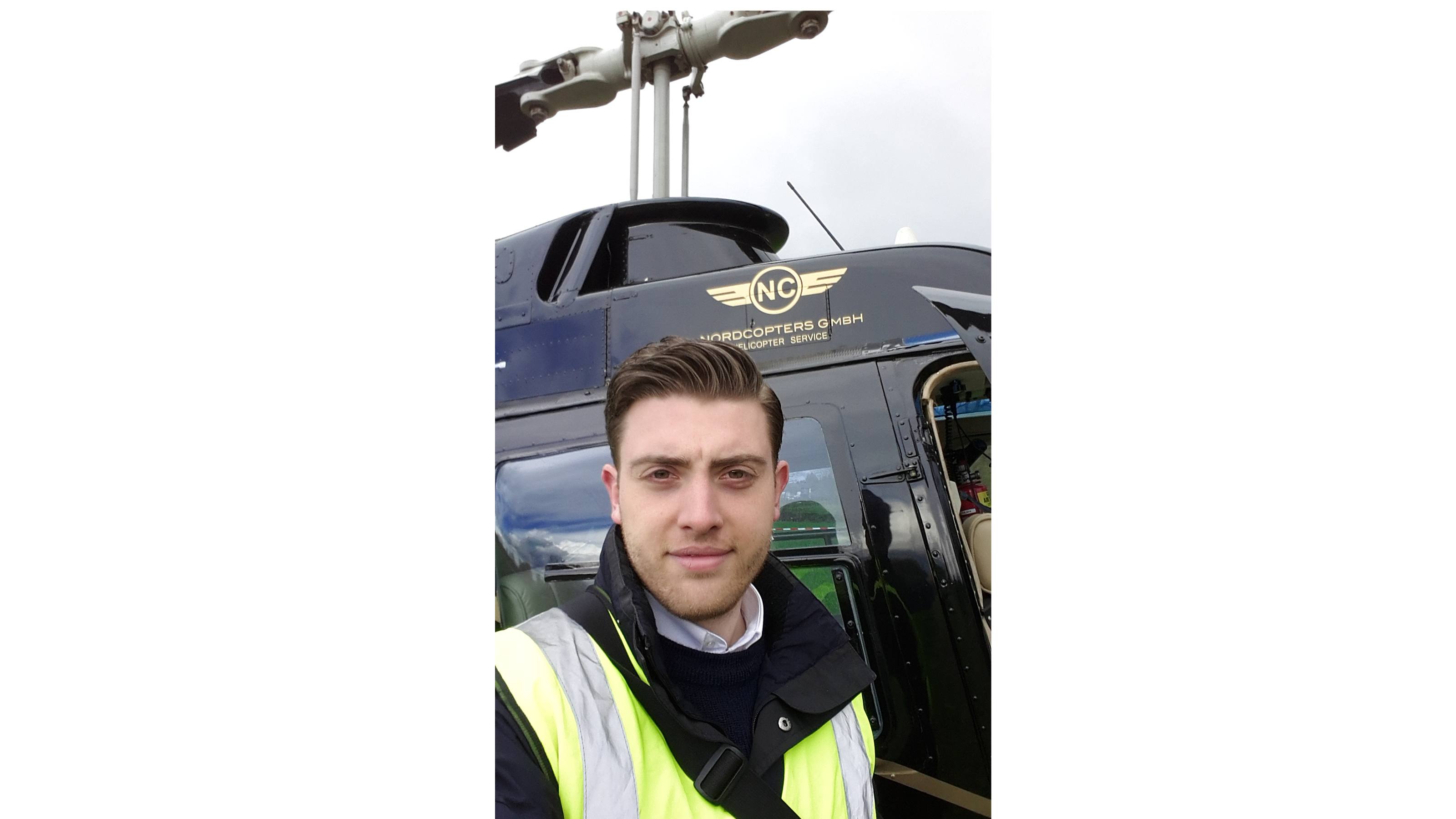Jan-Philipp Dombrowski steht vor einem Hubschrauber