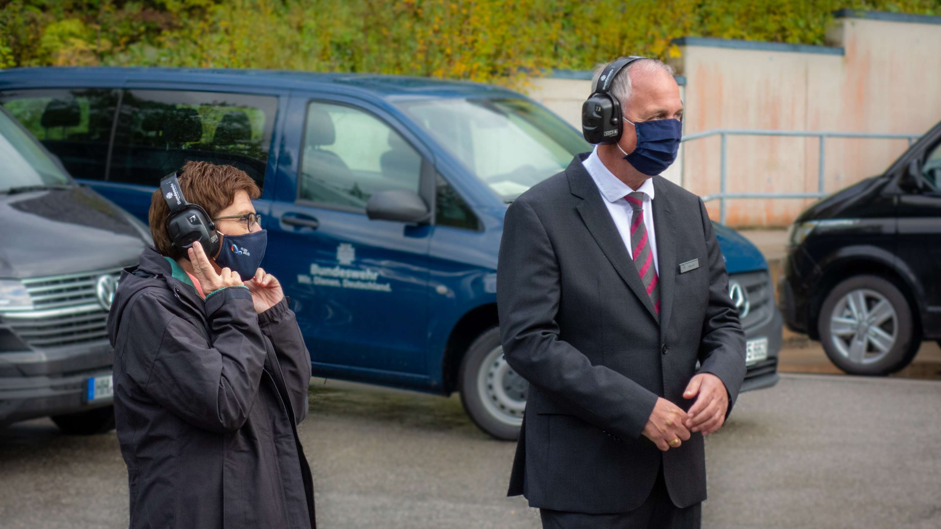 Minister AKK and Director WTD 52 during a blast test