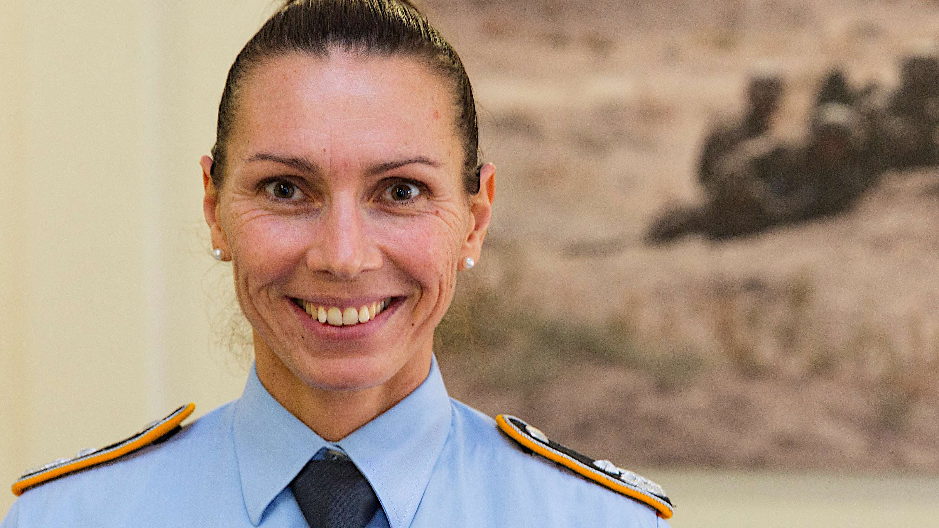 Eine der ersten Frauen in einer Kampfeinheit blickt zurück