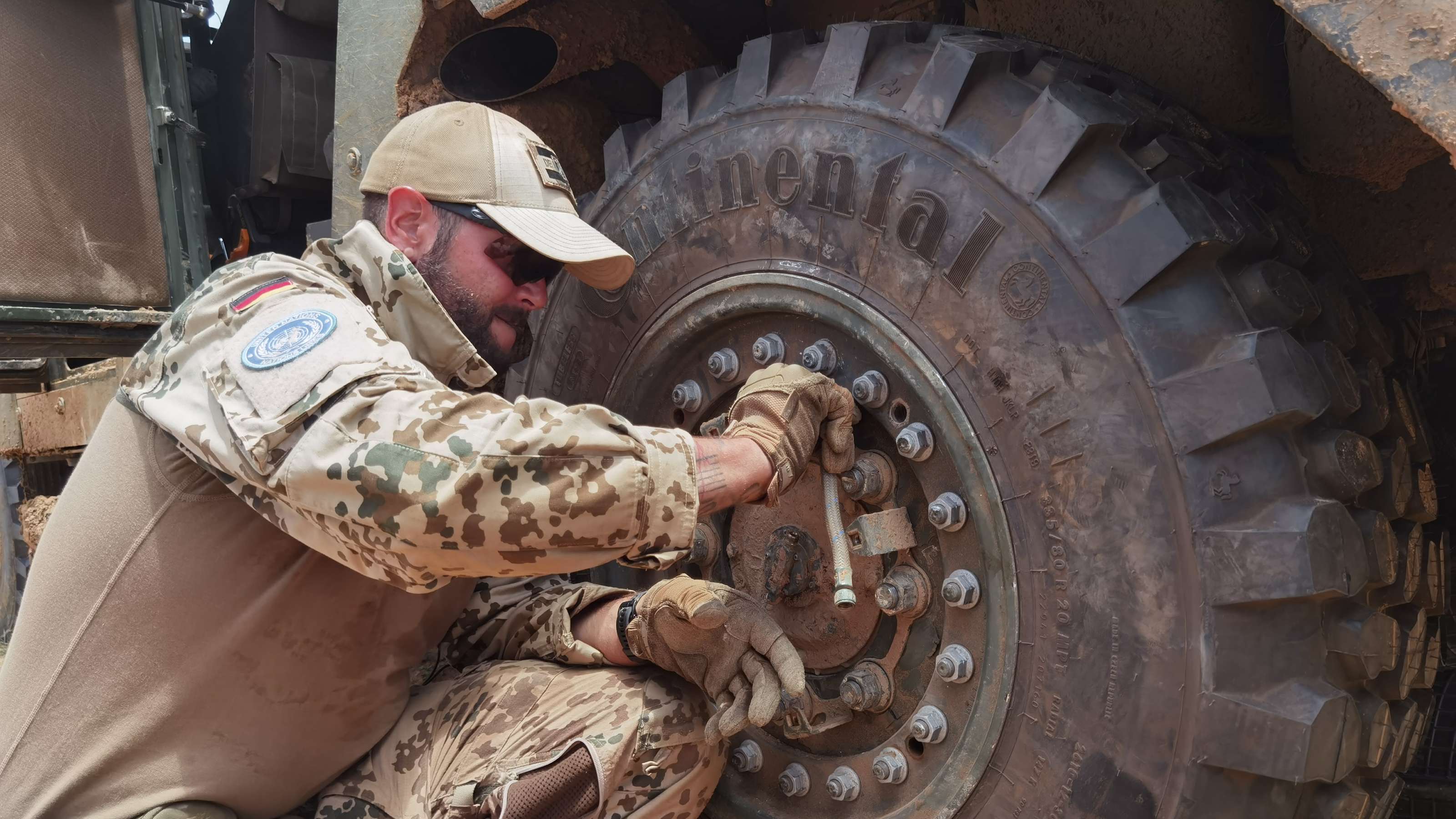 Reifenwechsel in der Wüste: Der GSI-Trupp bei MINUSMA