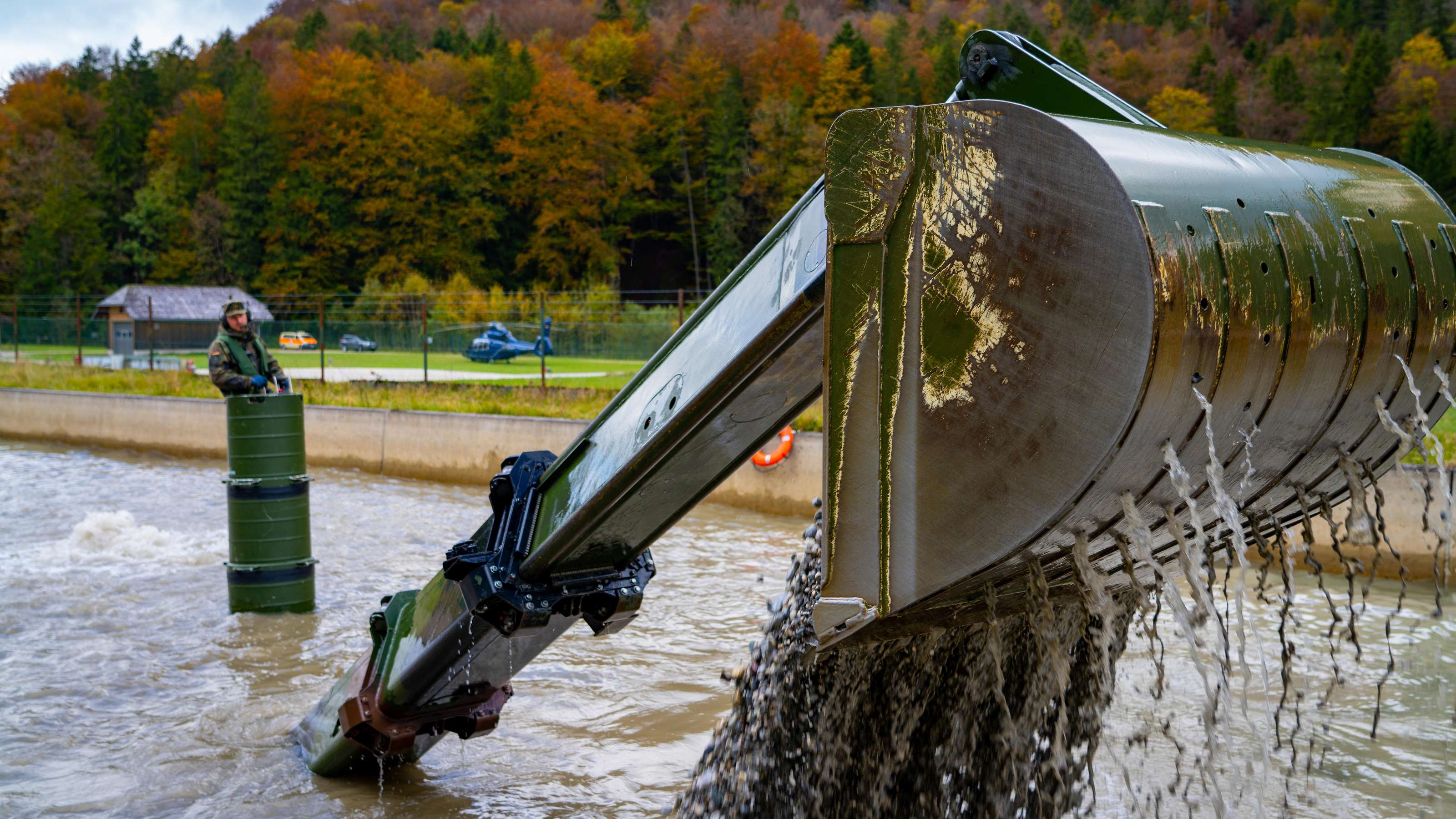 Bundeswehr military engineers excavate under water at WTD 52