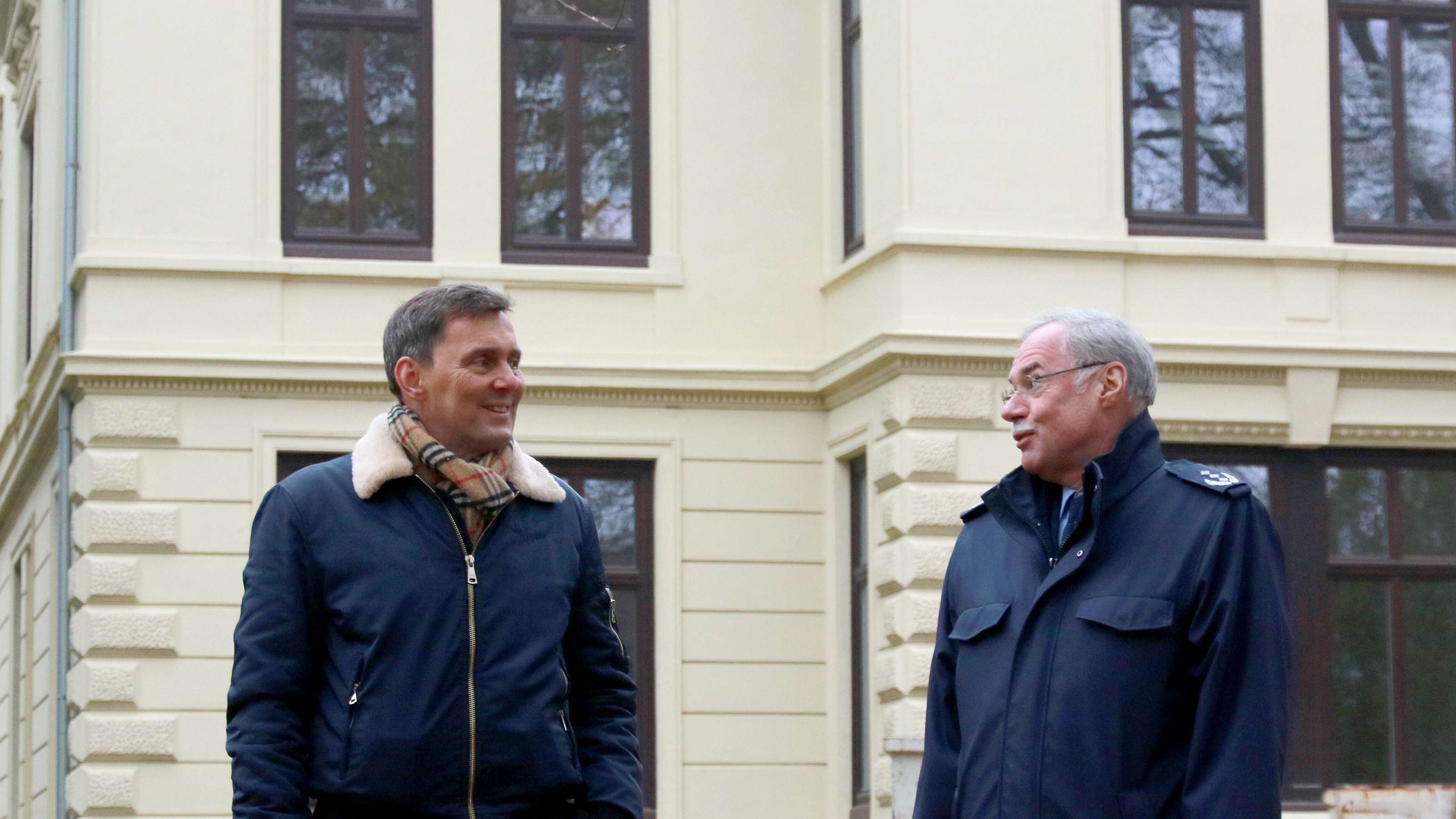 Jan Kurz (links) und Oberst Wolfgang Schmidt (rechts)