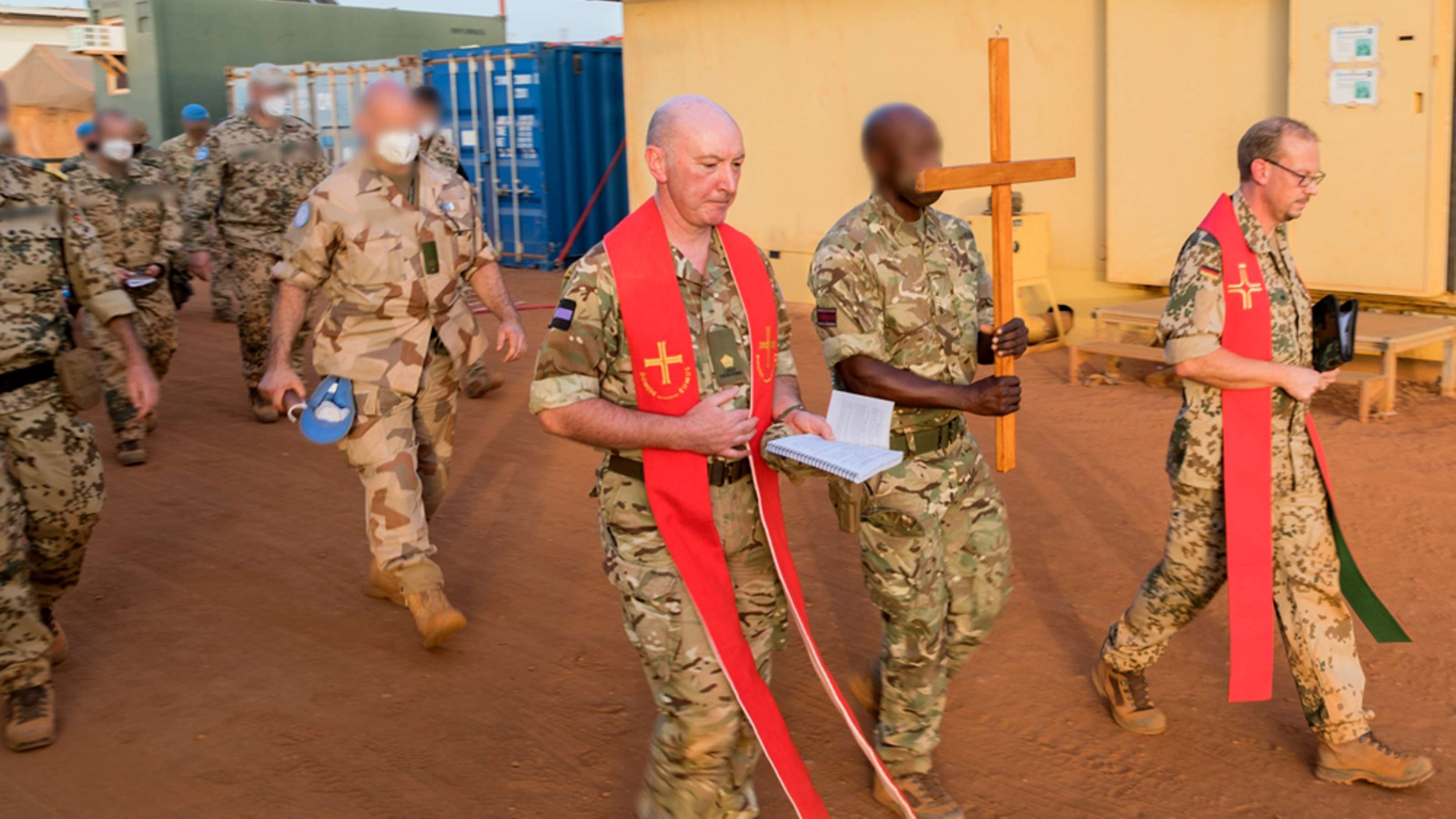 Soldaten feiern Ostern im Camp Castor