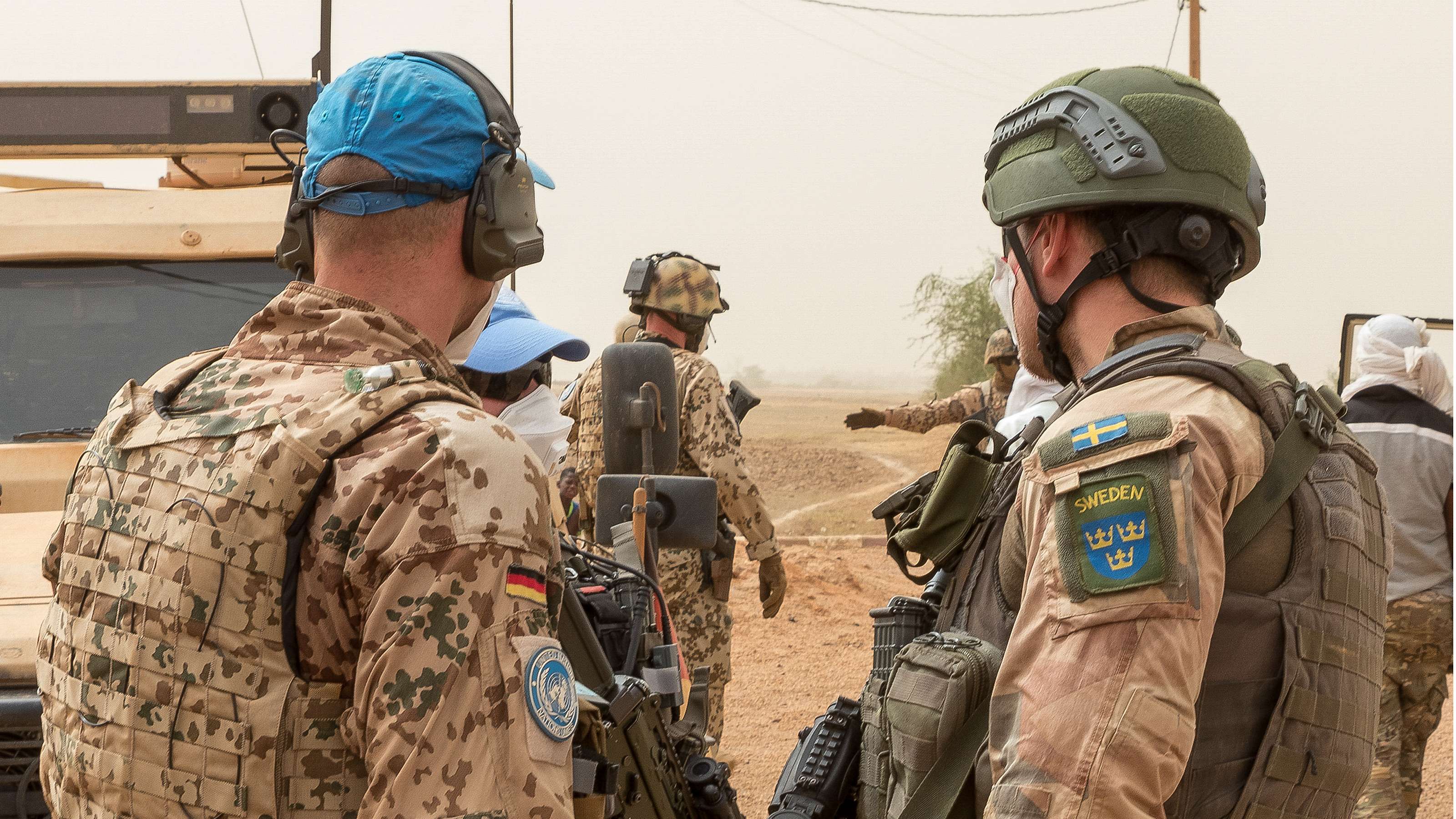 Deutsche und schwedische Militärpolizei Seite an Seite