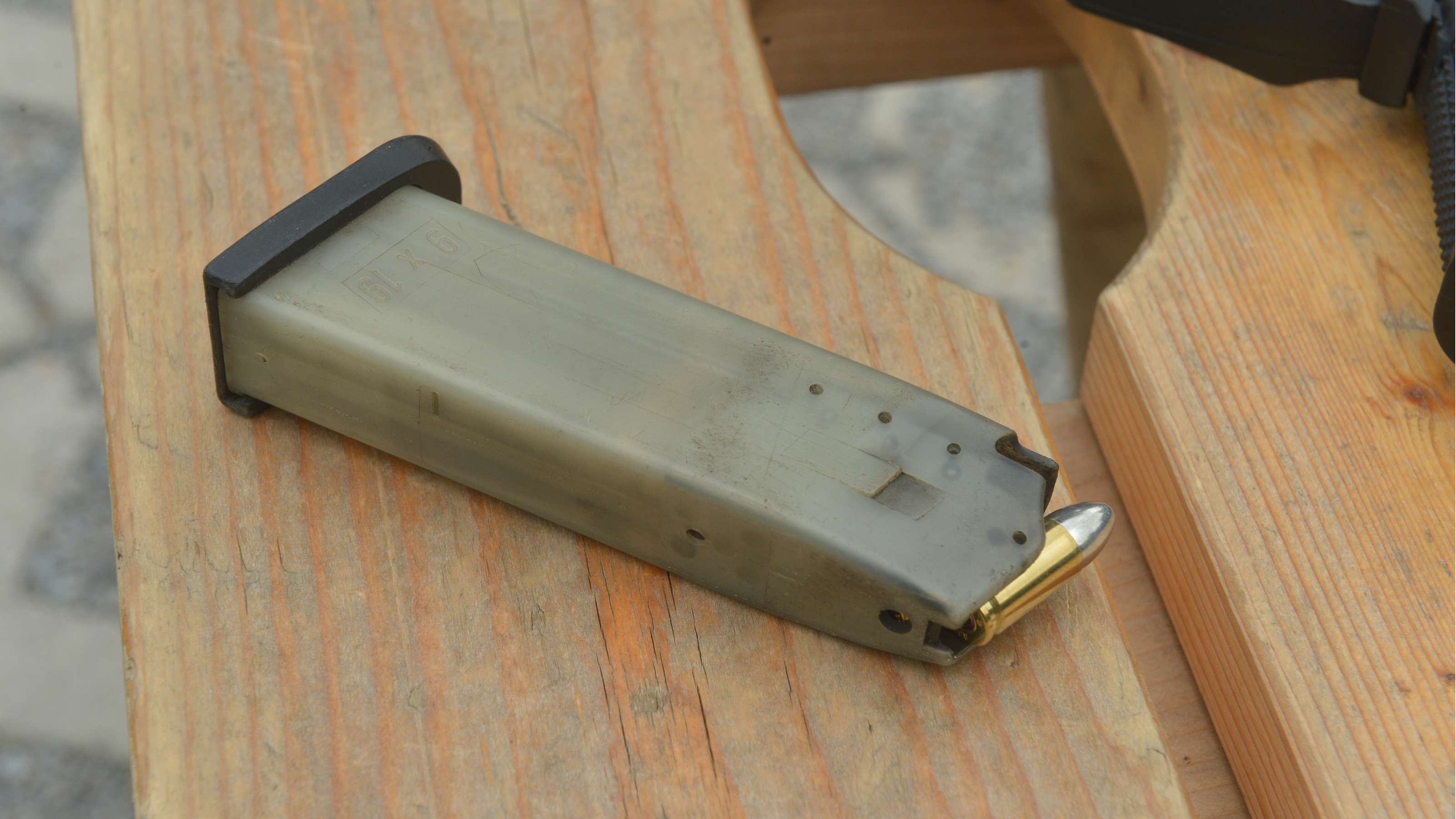 pistole-p8-magazin.jpg