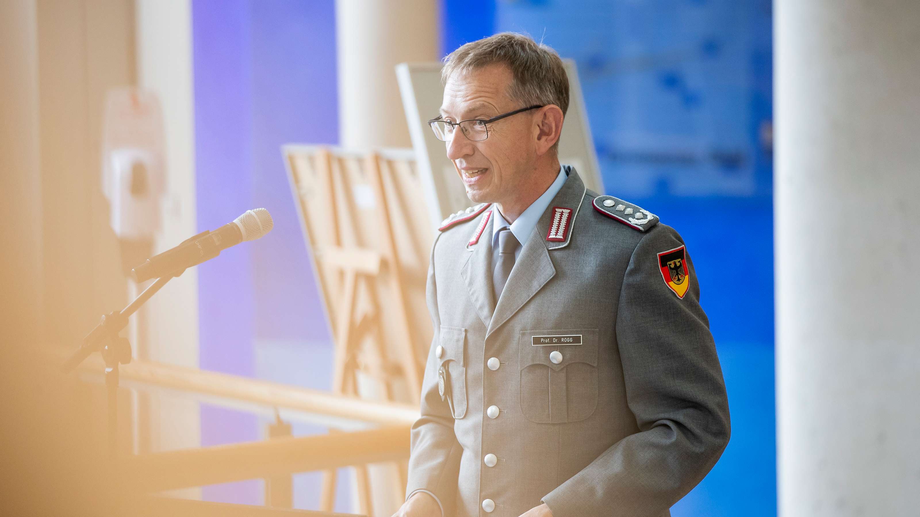 Oberst i.G. Rogg spricht auf der Ausstellungseröffnung