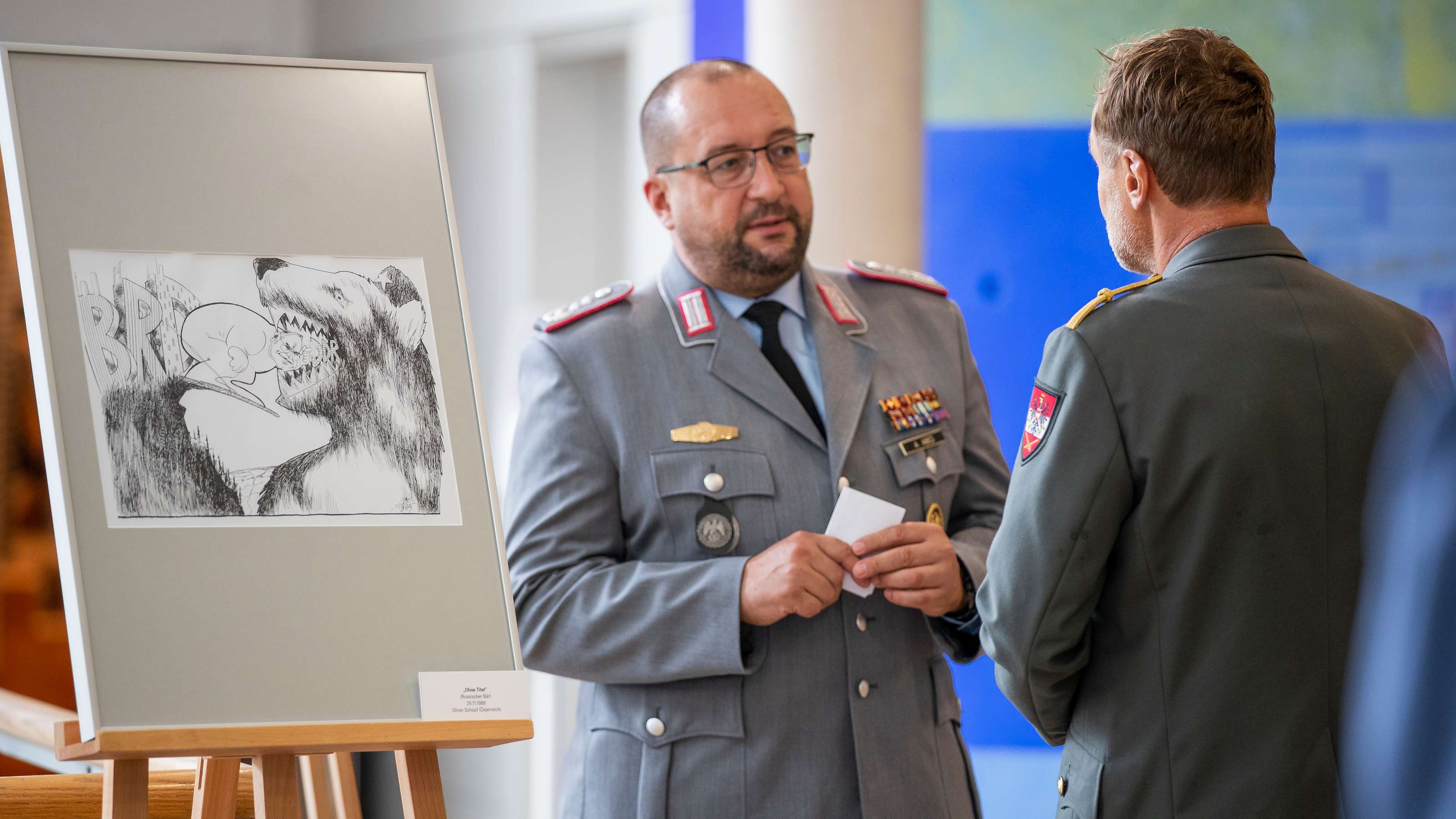 Oberst Abed auf der Ausstellungseröffnung