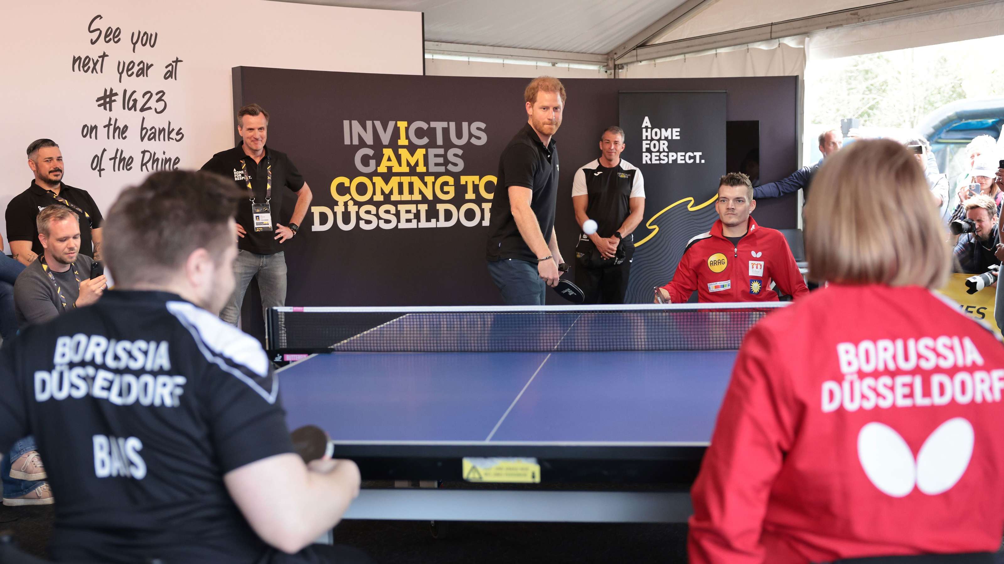 Prinz Harry spielt gegen Düsseldorfer Meister