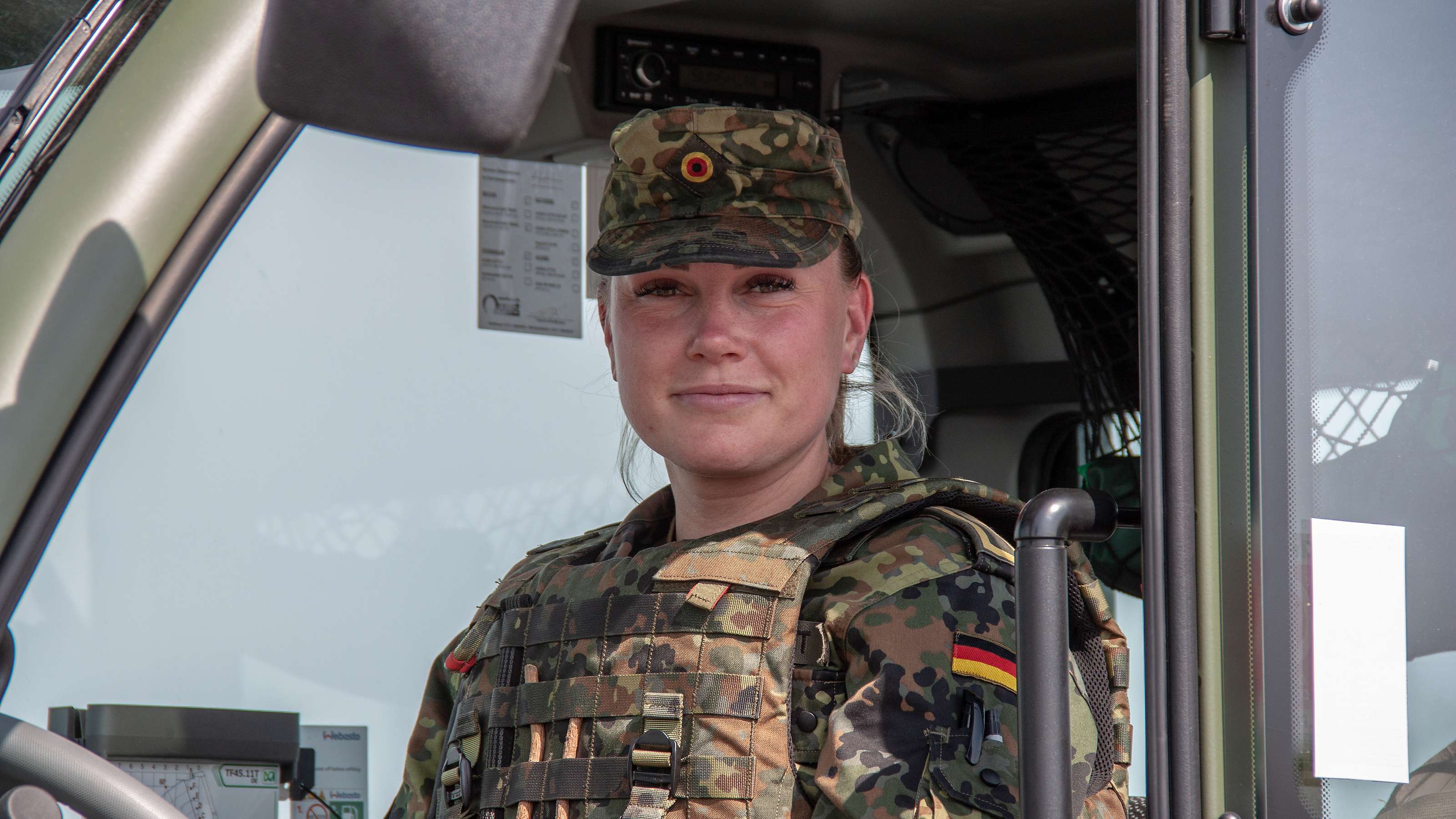 Soldatin der Logistiktruppe fährt Gabelstapler