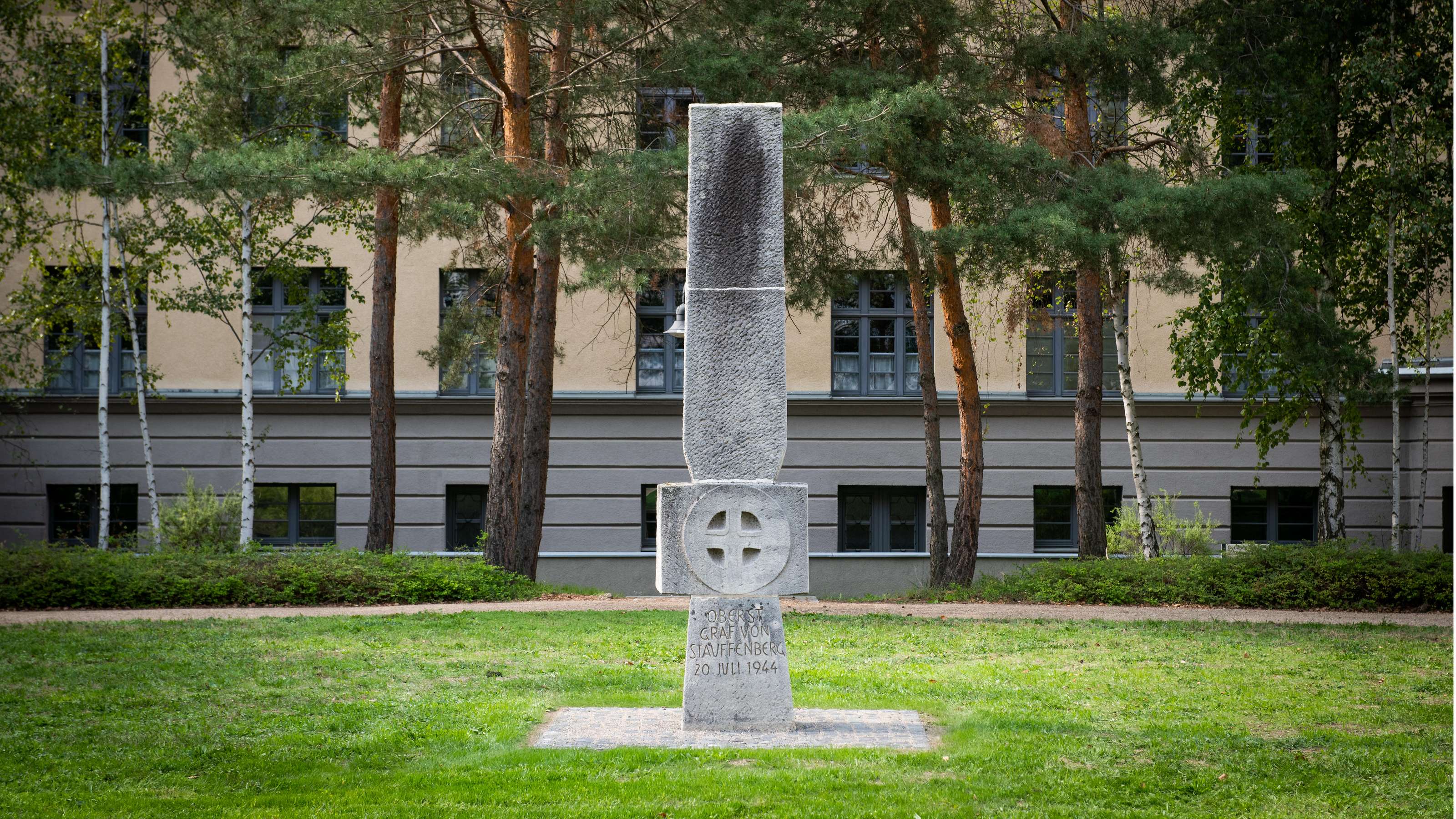 osh-bundeswehr-stauffenberg-stele-pilz.jpg