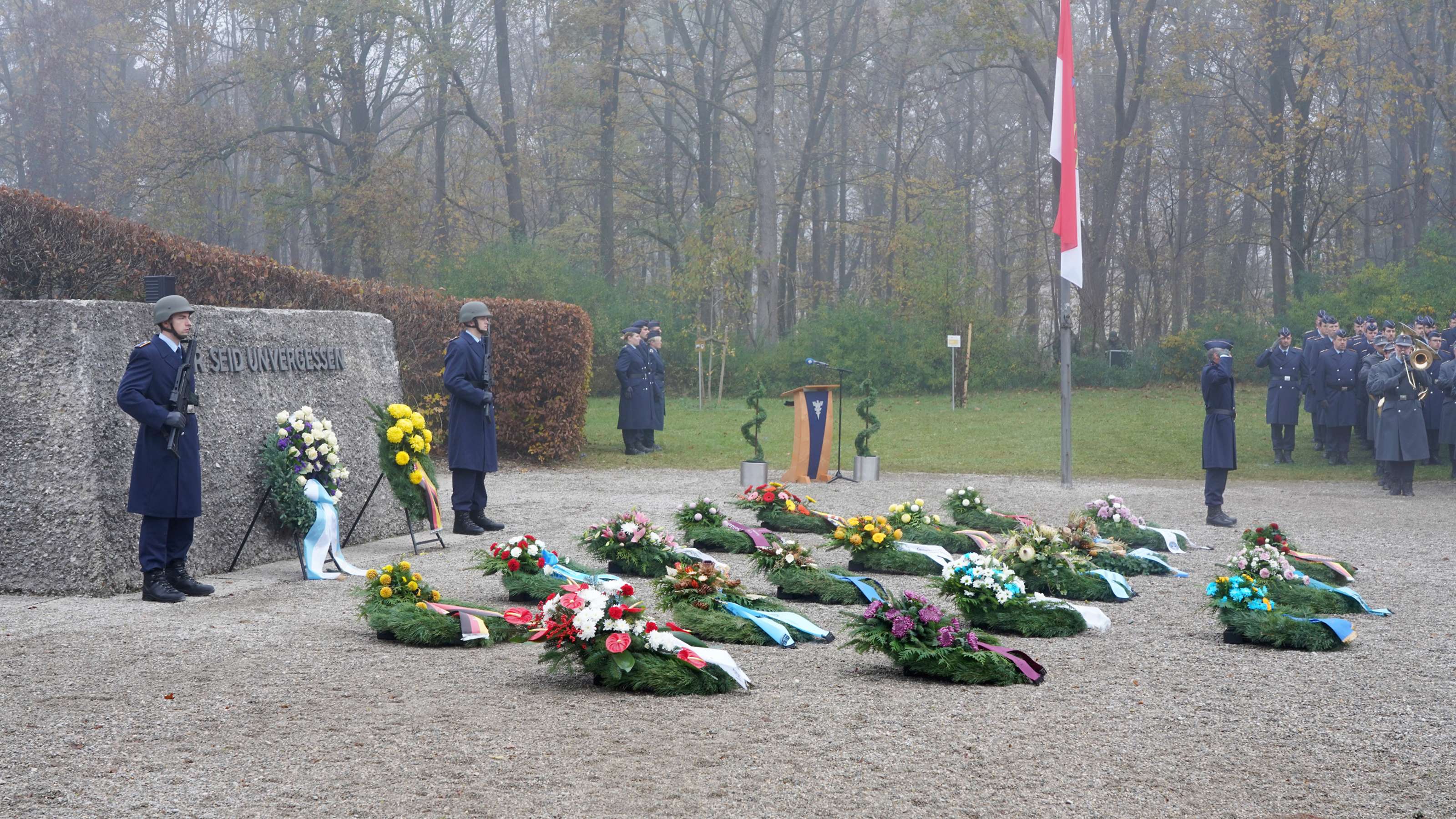 Totenehrung am Luftwaffenehrenmal in Fürstenfeldbruck