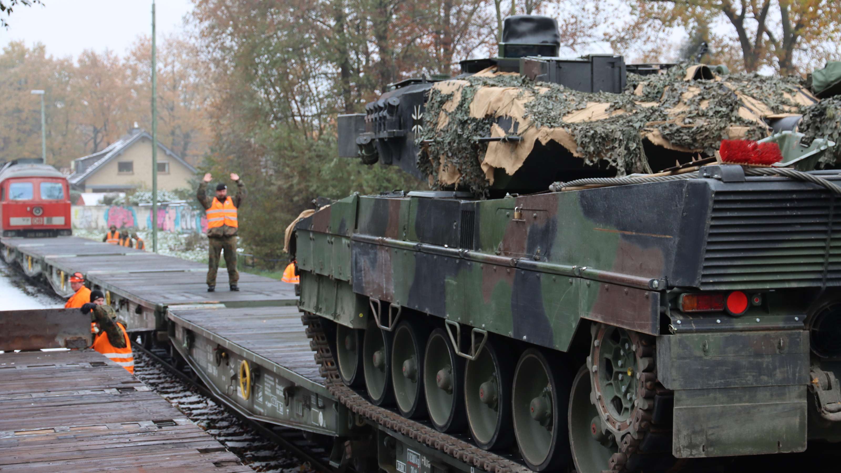 Panzer rollen mit der Bahn an die Elbe