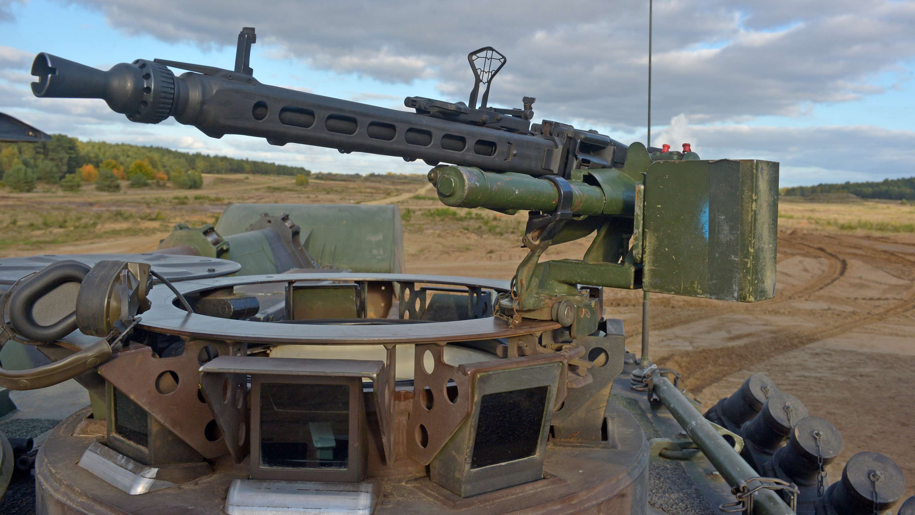 pionierpanzer-dachs-fliegerabwehrmaschinengewehr.jpg