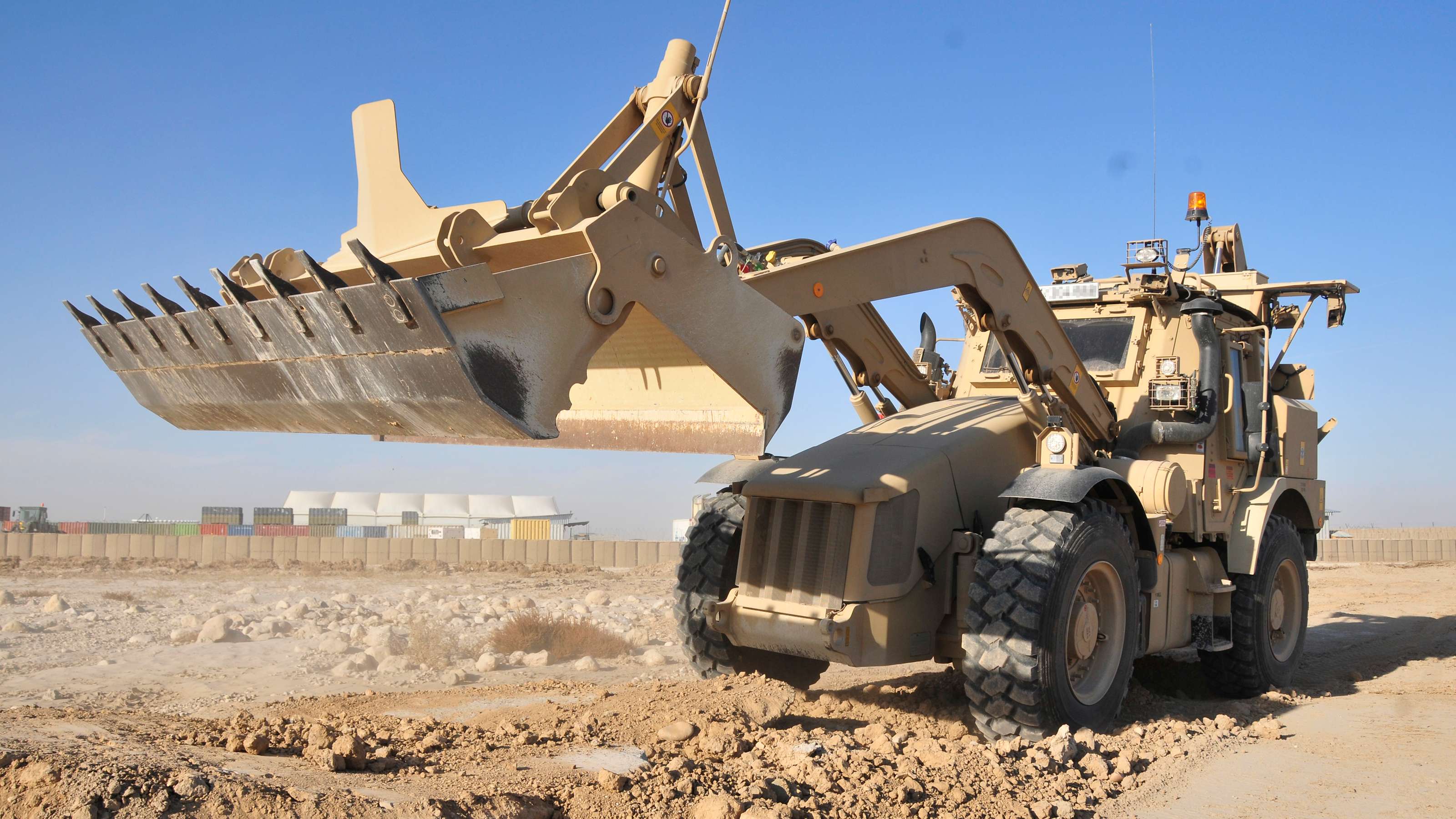 Ausrüstung und Technik: Hochmobiler Geschützter Baggerlader