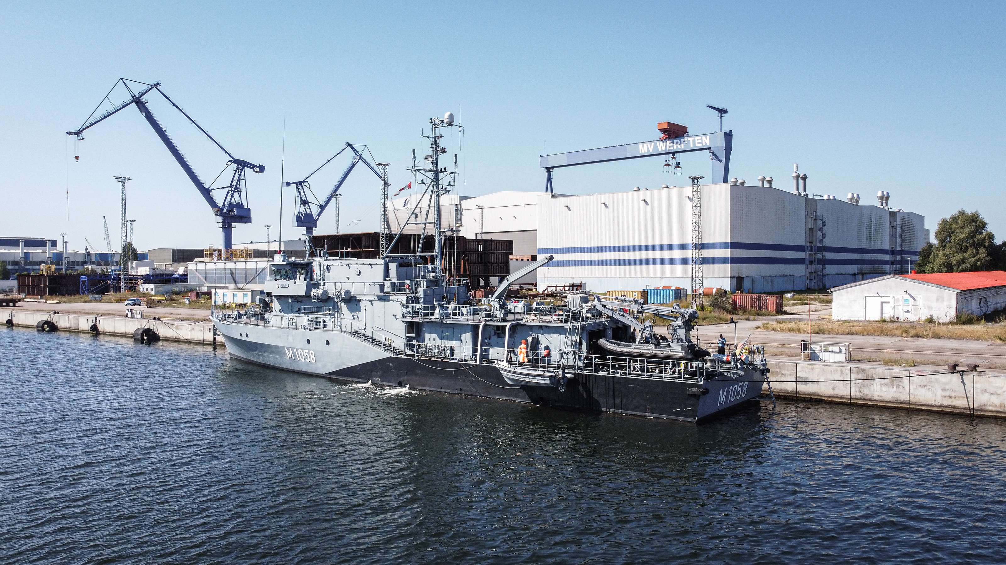 Verteidigungsministerin weiht Marinearsenal Warnowwerft ein