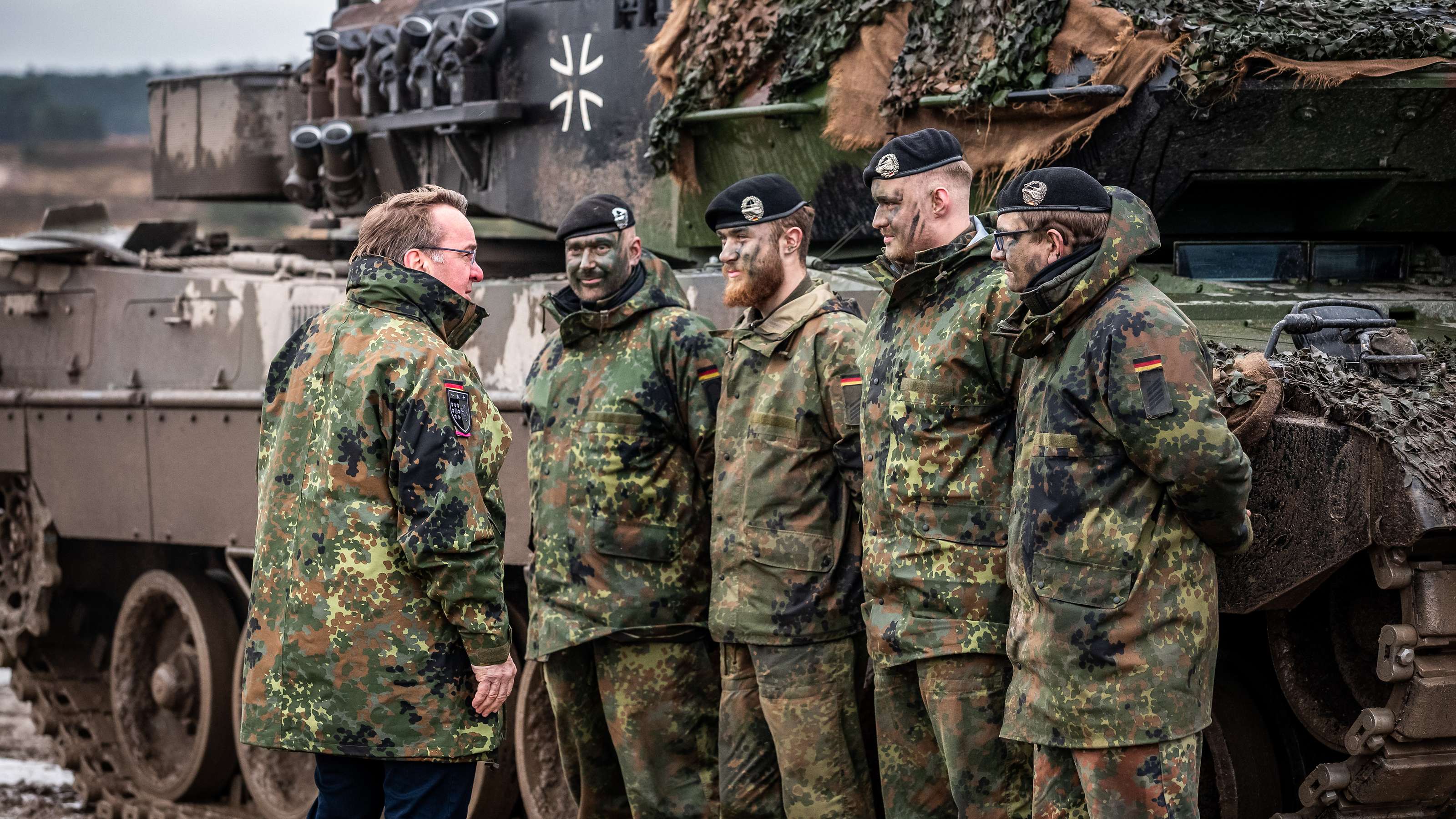 Verteidigungsminister besucht Panzertruppe