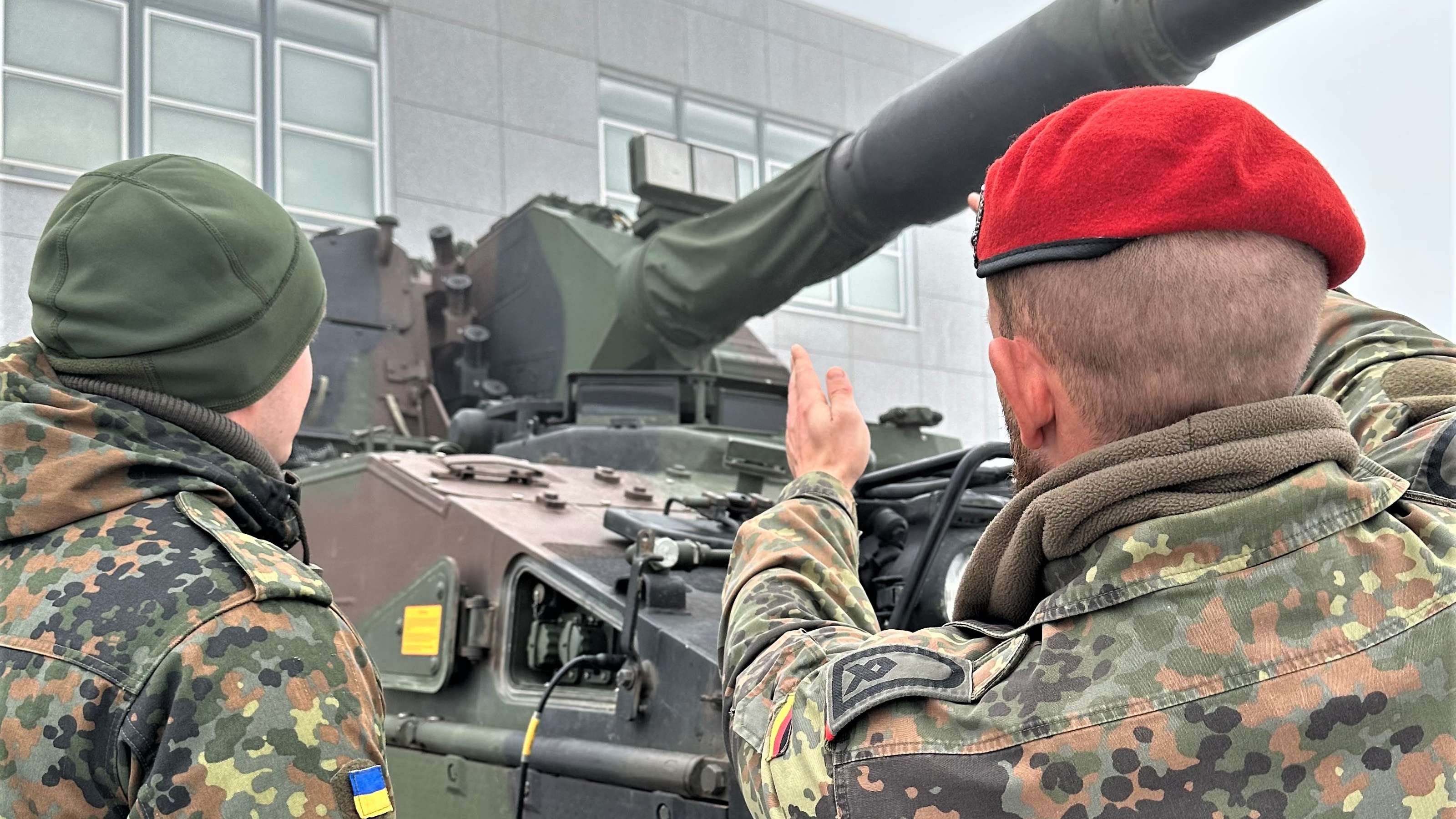 Deutsche bilden Ukrainer an Panzerhaubitze 2000 aus