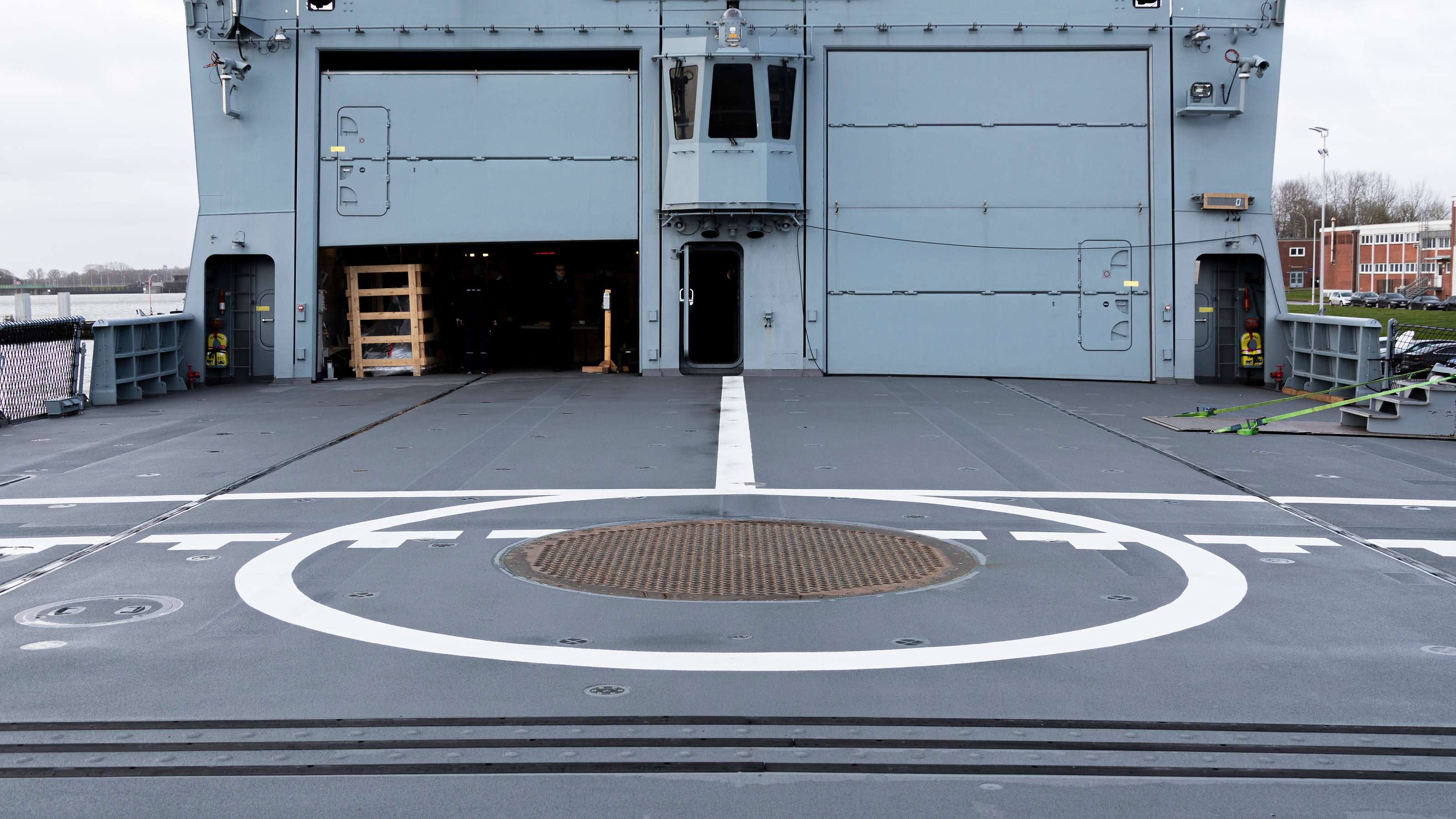 fregatte-f124-flugdeck-und-hangar.jpg