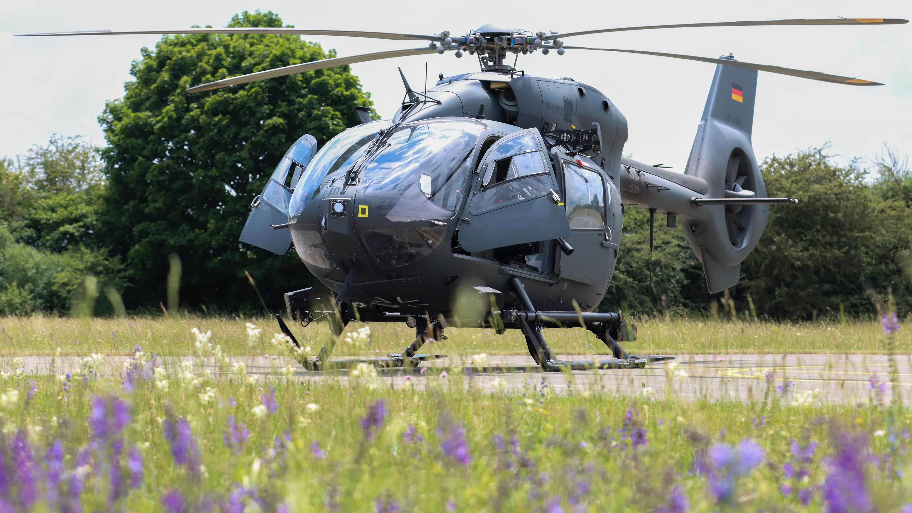 Rotary-wing aircraft between jet aircraft