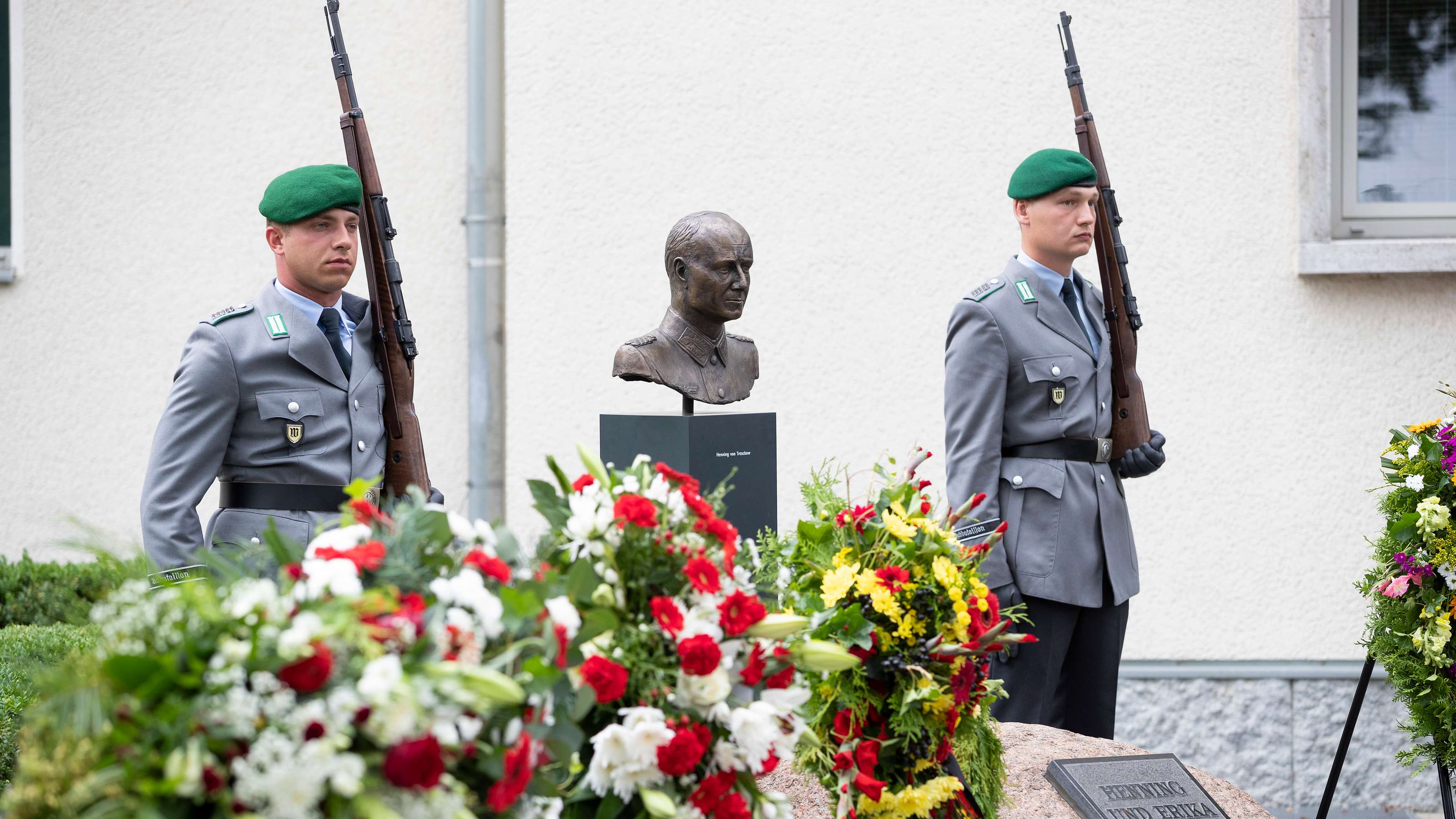 Offizier–Vorbild–Mensch