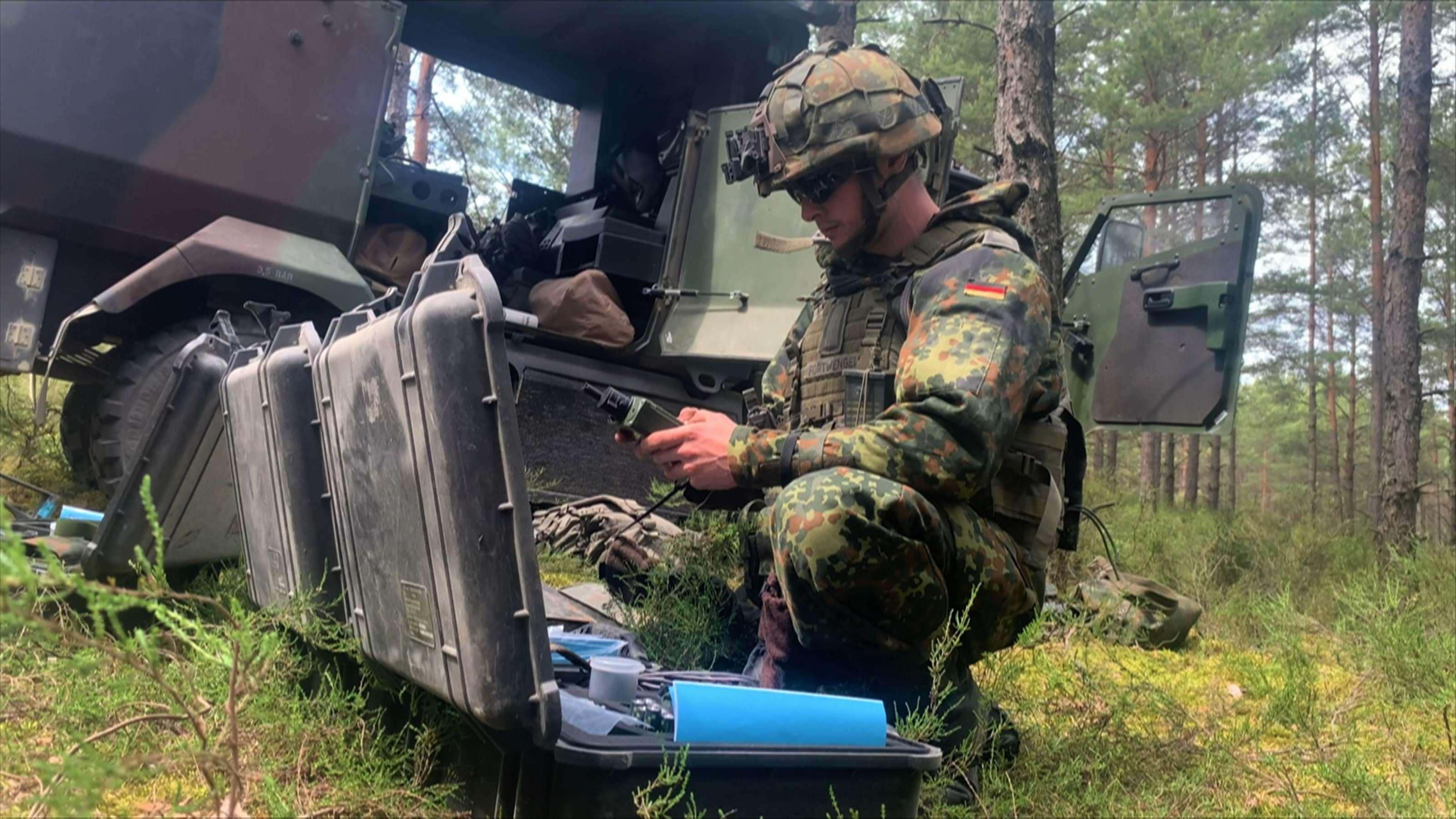 Feinmotorik in Schutzanzügen: ein Team deckt auf
