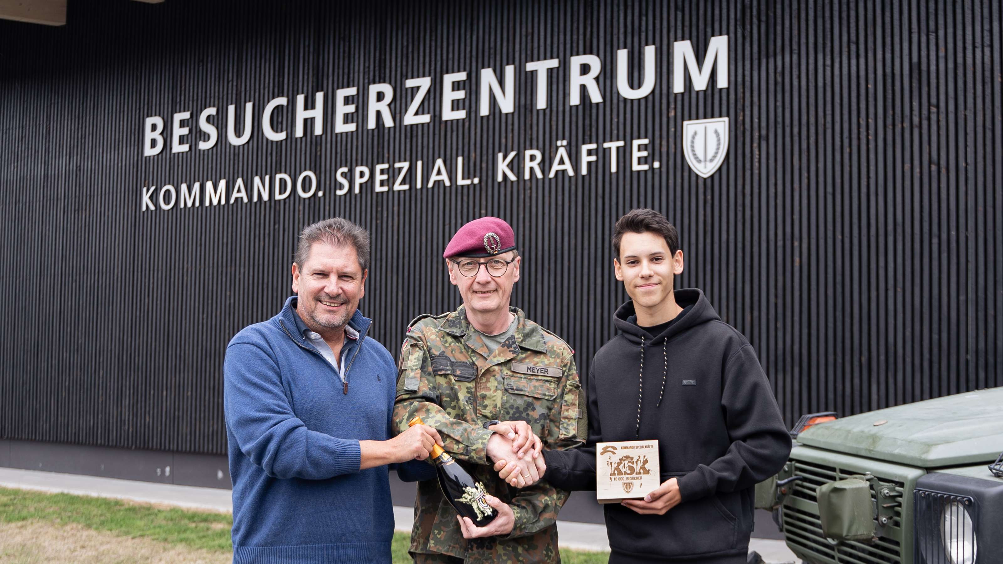Kommandeur des KSK begrüßt 10.000. Gast im Besucherzentrum