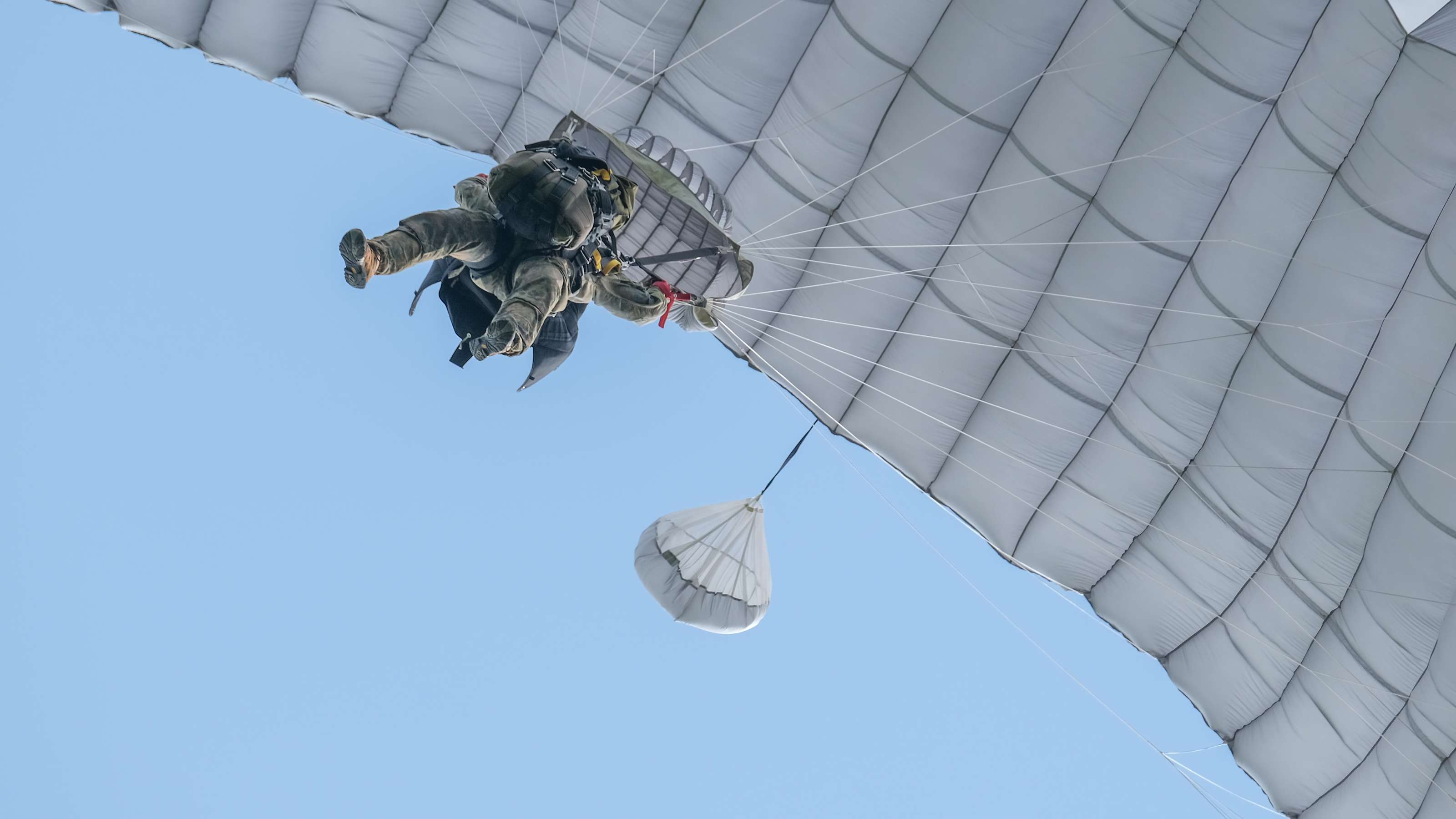 Mit Tandemmaster am Fallschirm in den Einsatz