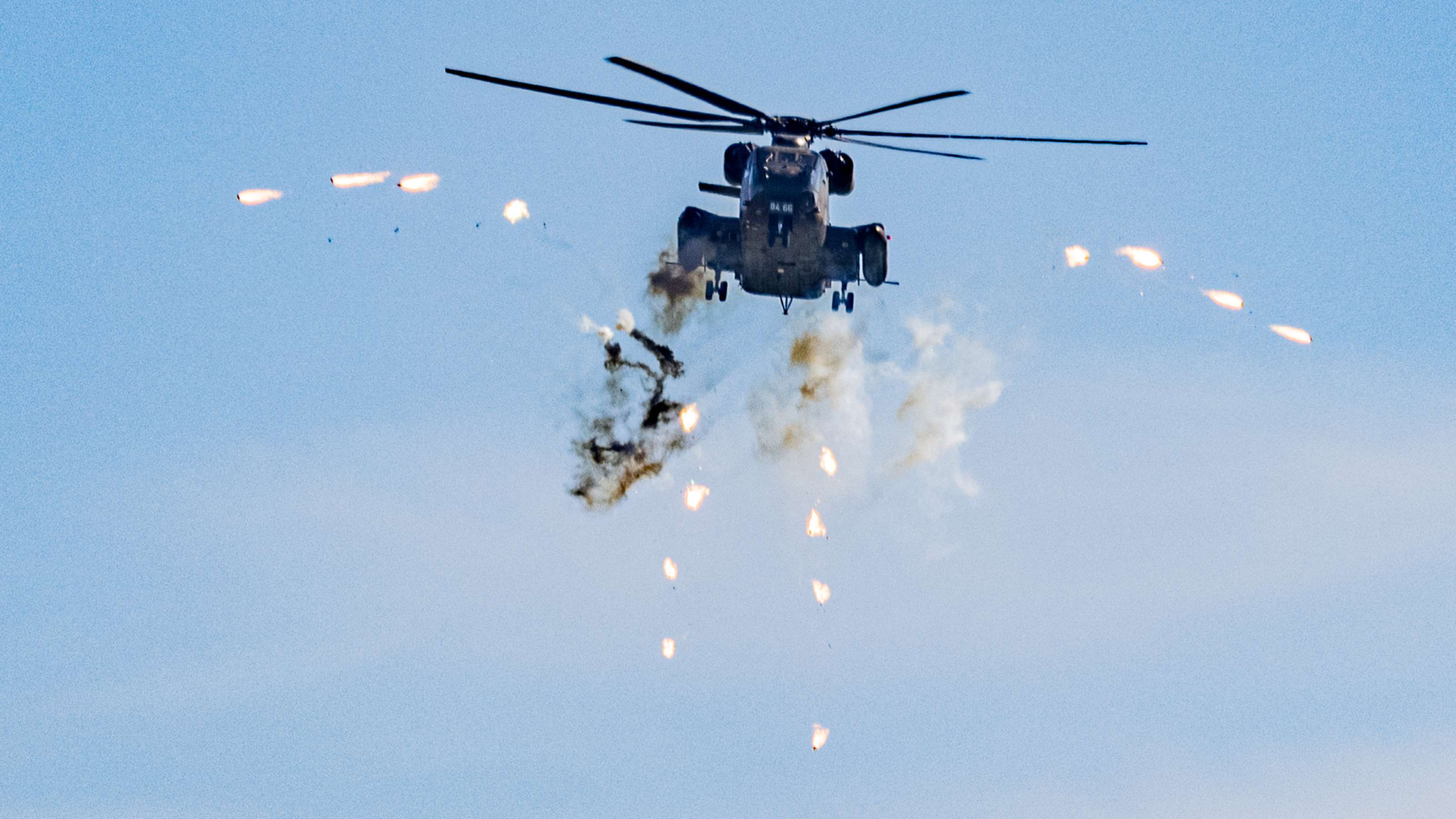 Flares in the air: False targets for helicopters tested