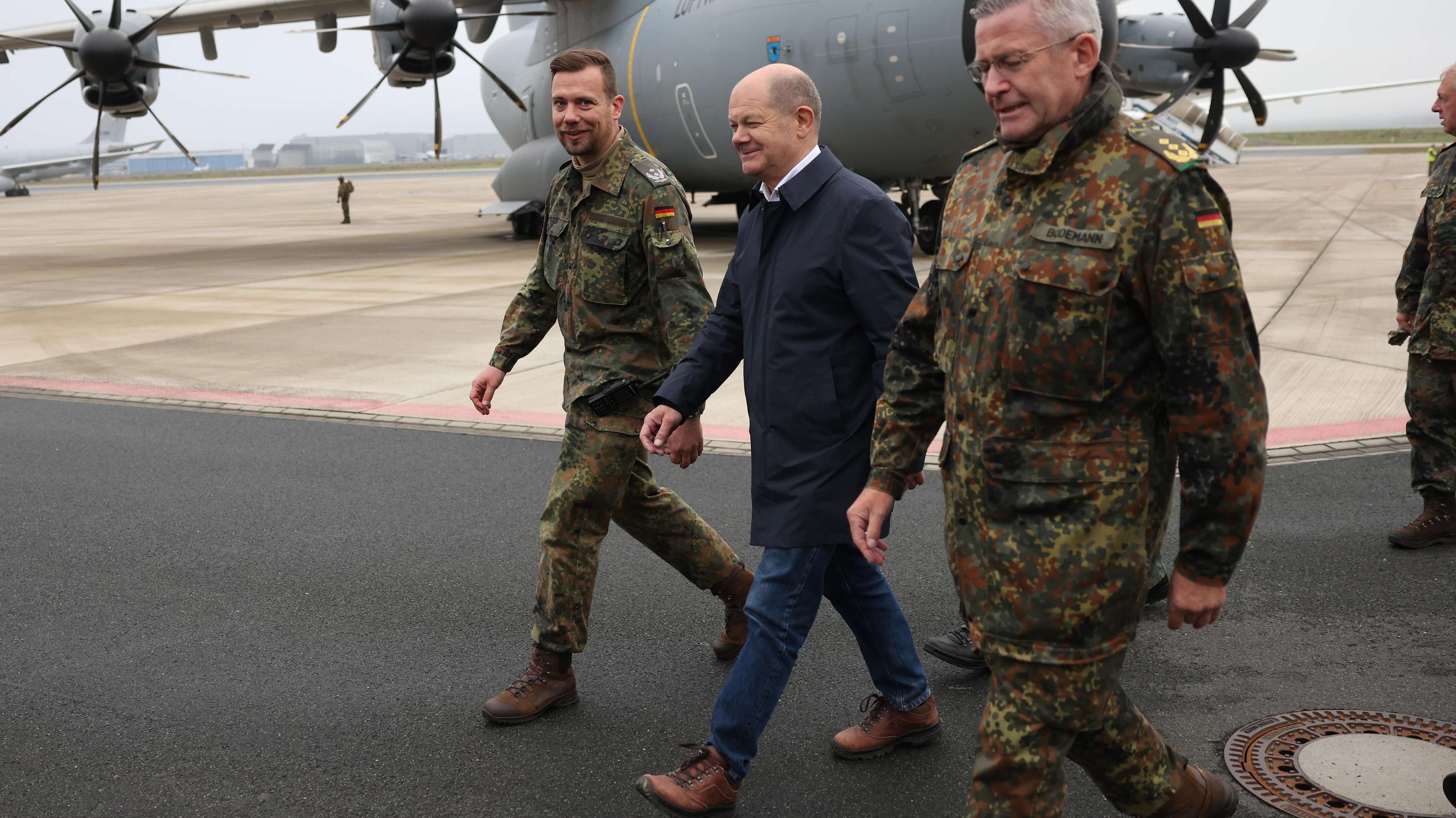 „Ein gutes Gefühl für unsere Sicherheit“: Kanzler bei der Bundeswehr