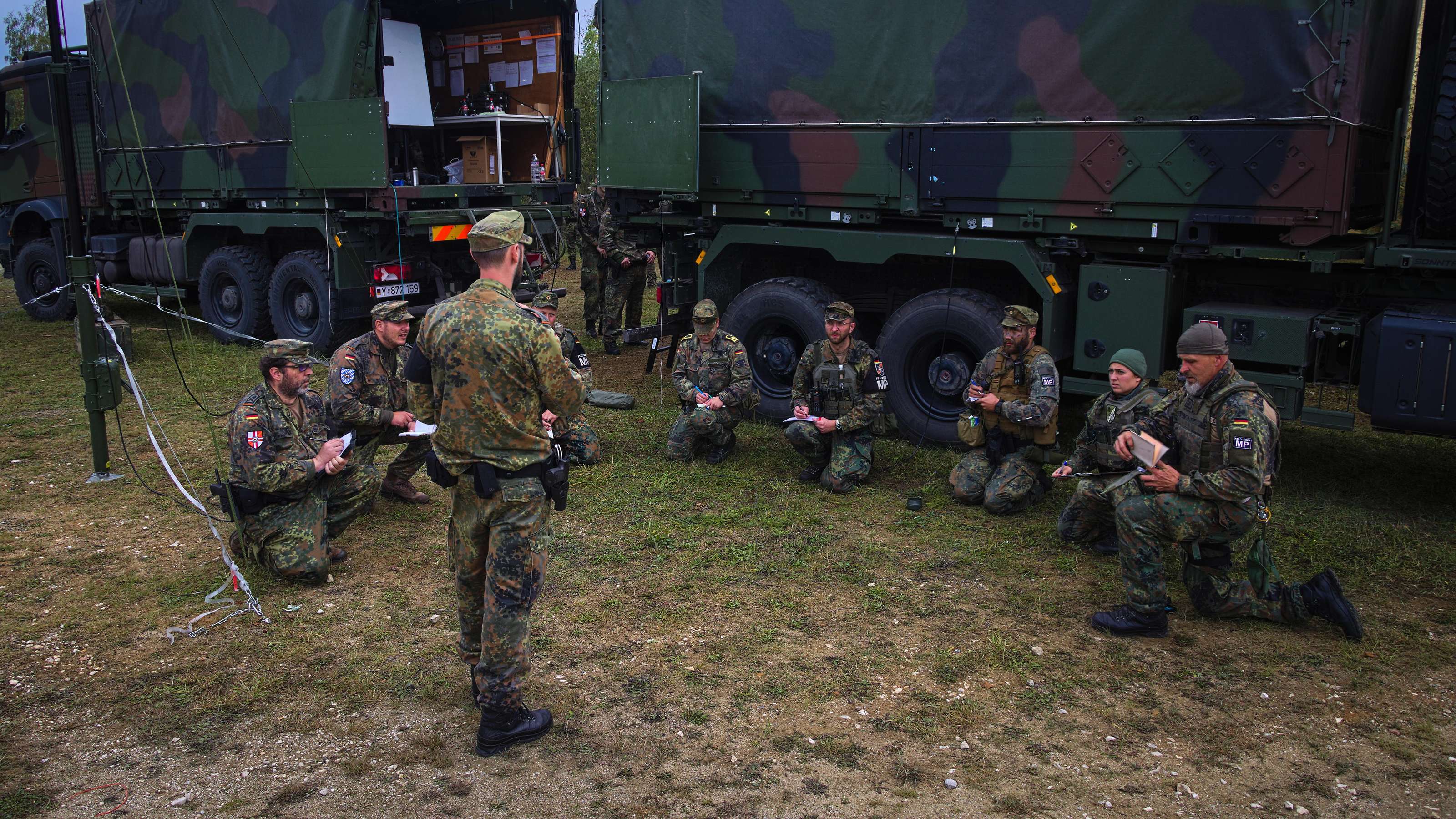 Feldjäger üben den Umgang mit Kriegsgefangenen