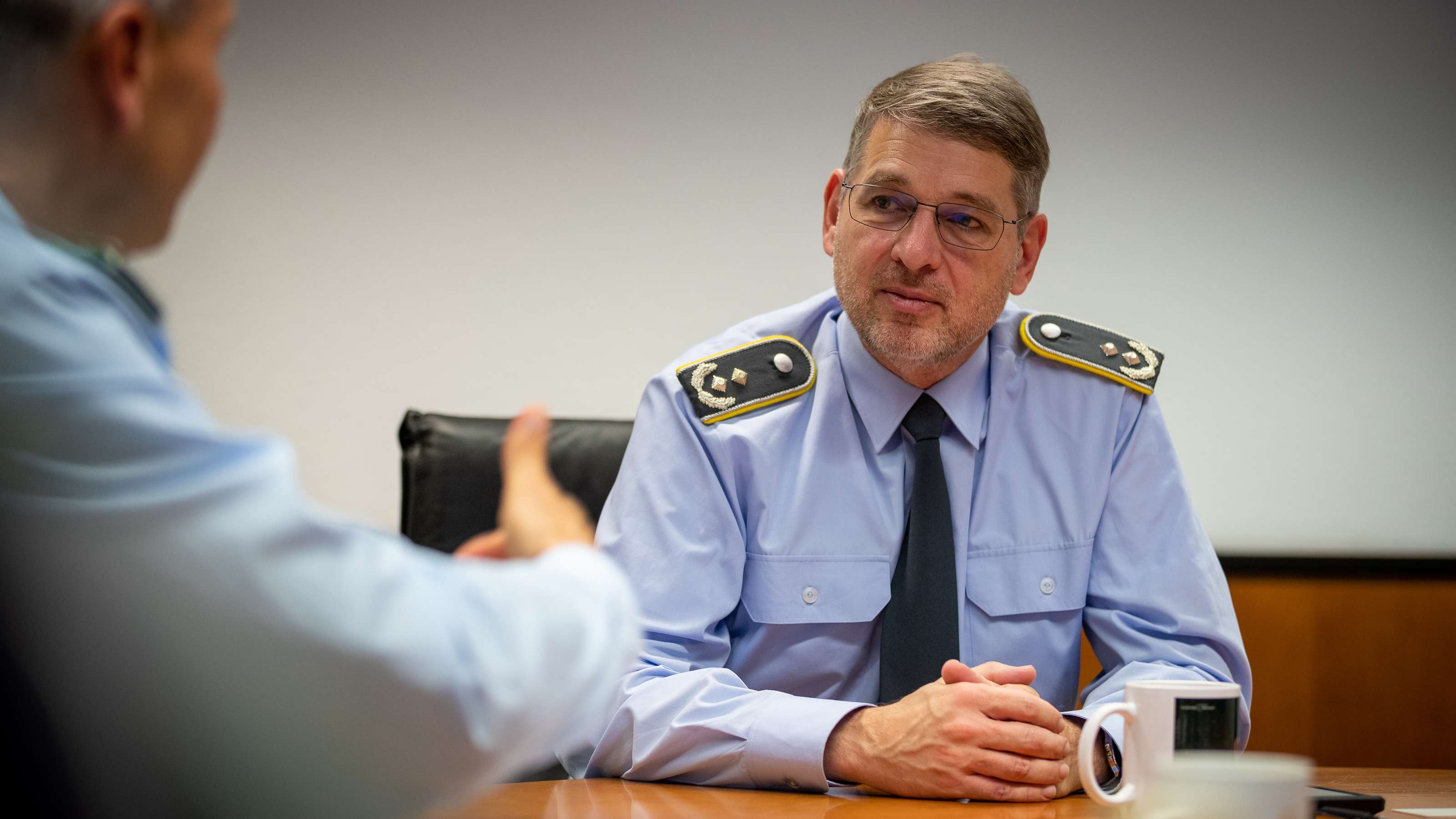 Staatsbürger in Uniform zu sein lohnt sich.