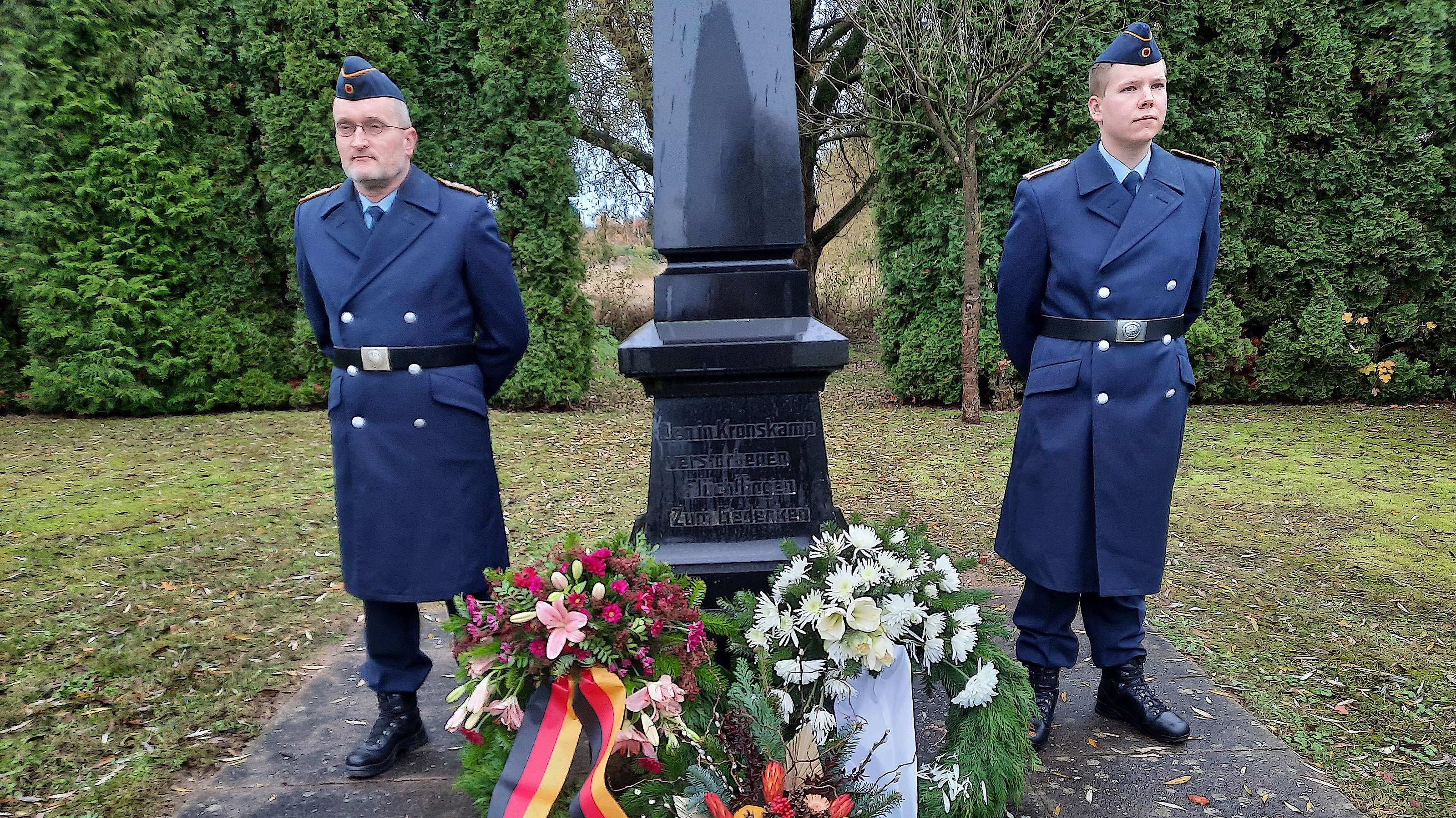 Kranzniederlegung am Volkstrauertag am Ehrenmal in Kronskamp