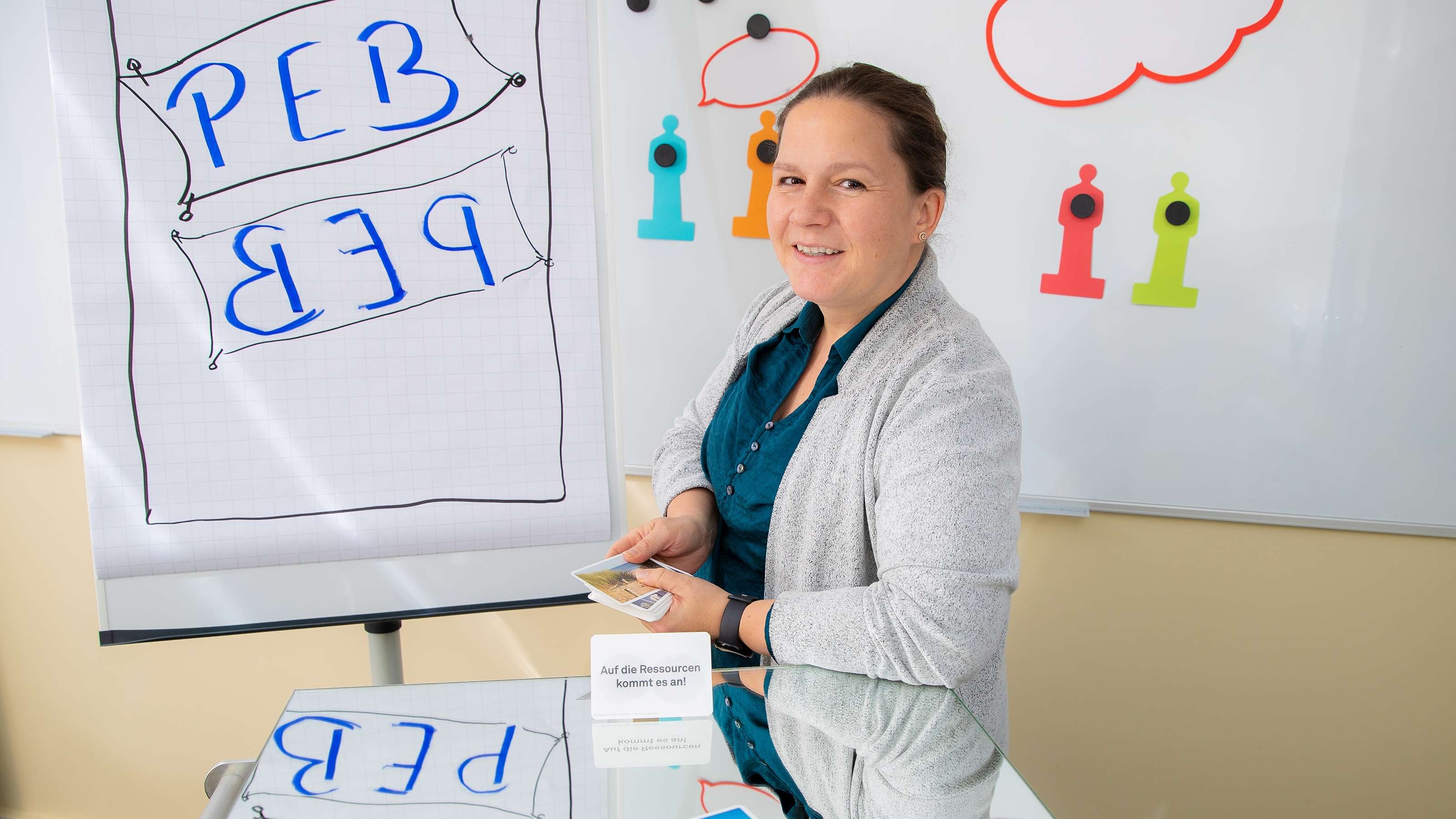 Sie halten den Soldatinnen und Soldaten den Spiegel vor