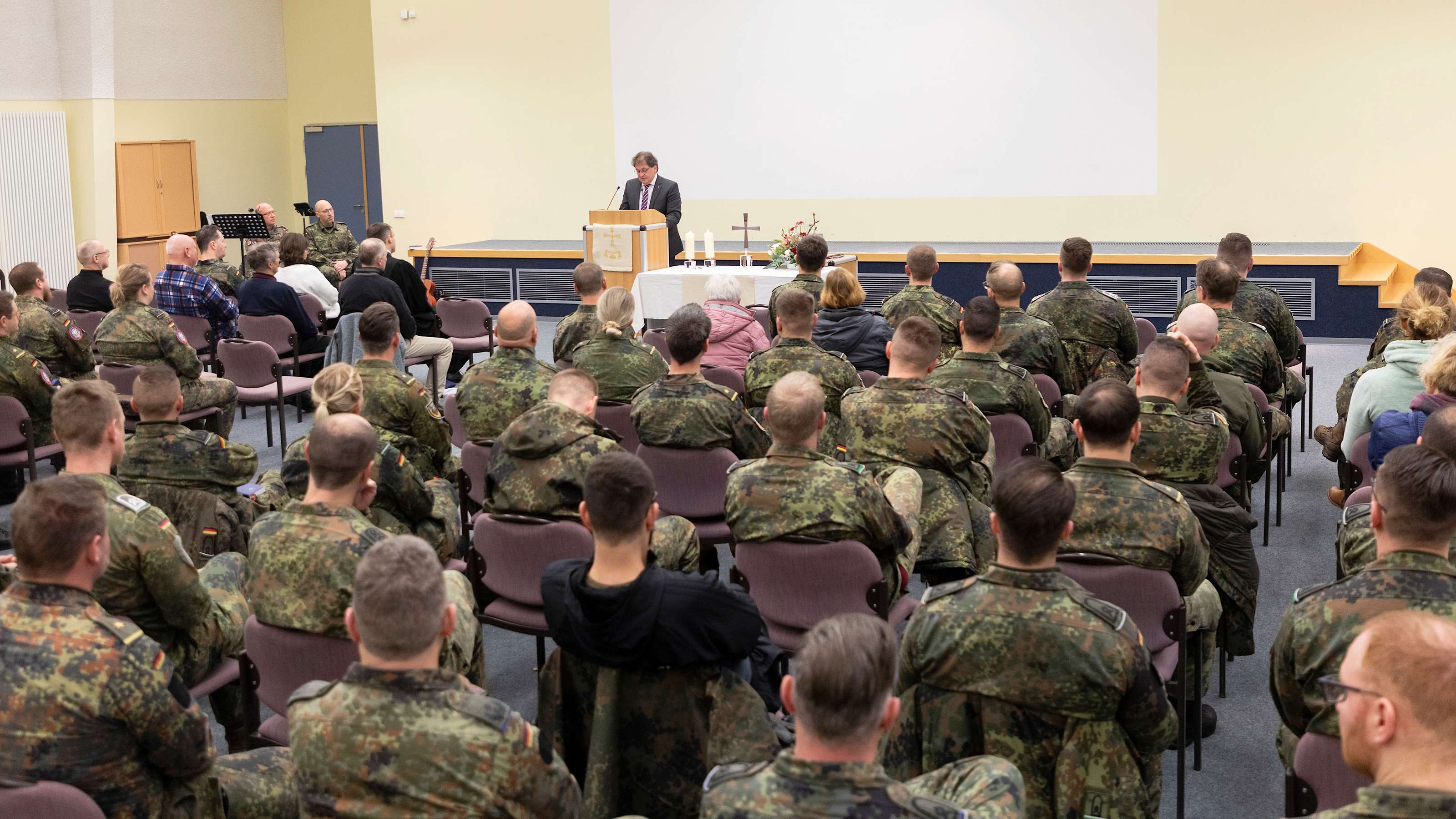 Landrat Axel Flader auf der Bürgerkanzel in Faßberg und Celle