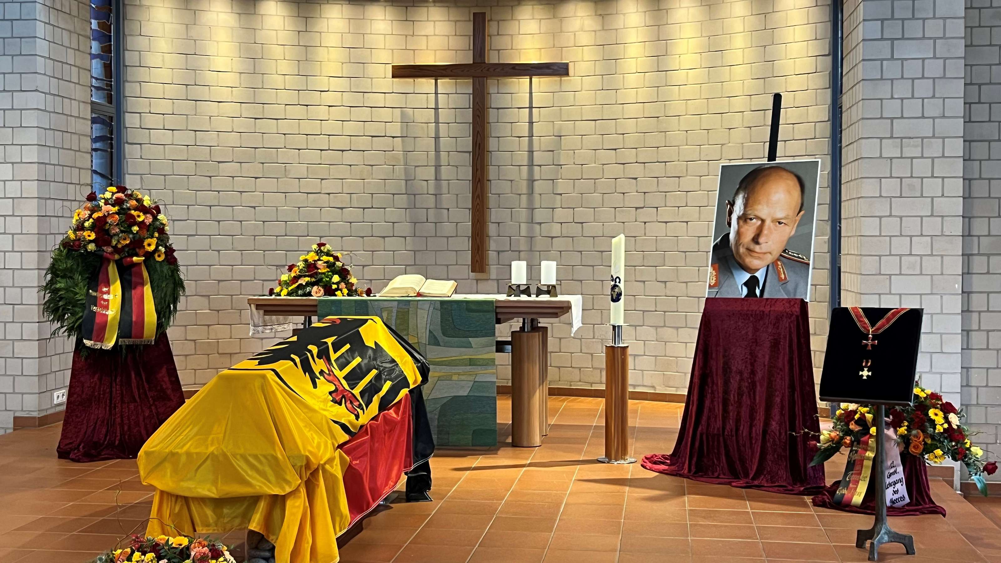 General a.D. Hartmut Bagger mit großem Ehrengeleit beigesetzt