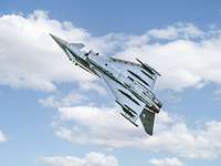 Eurofighter-Choreografie mit Nachbrenner und 9g