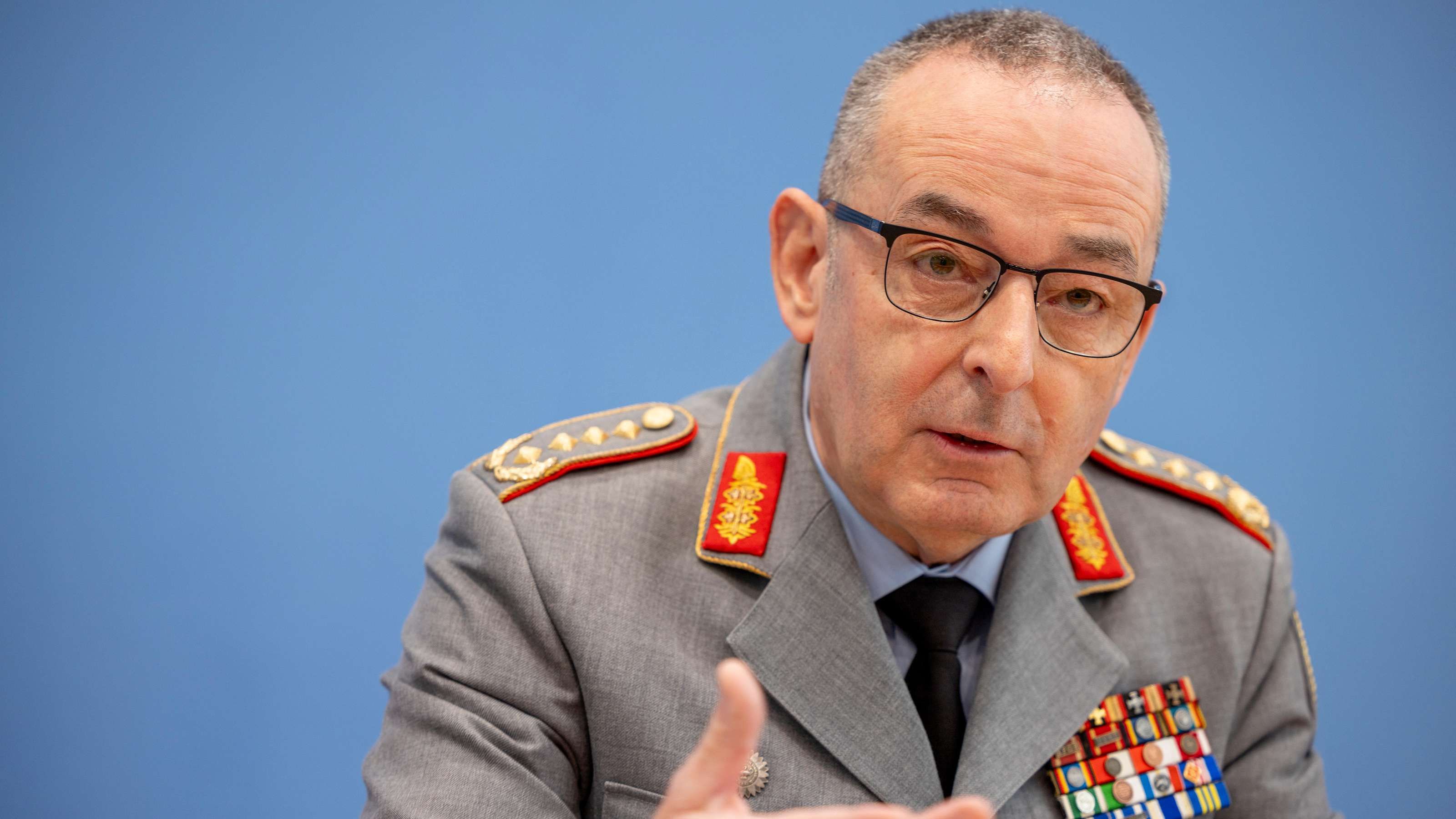 Generalinspekteur Breuer: Mehr Flecktarn auf der Autobahn