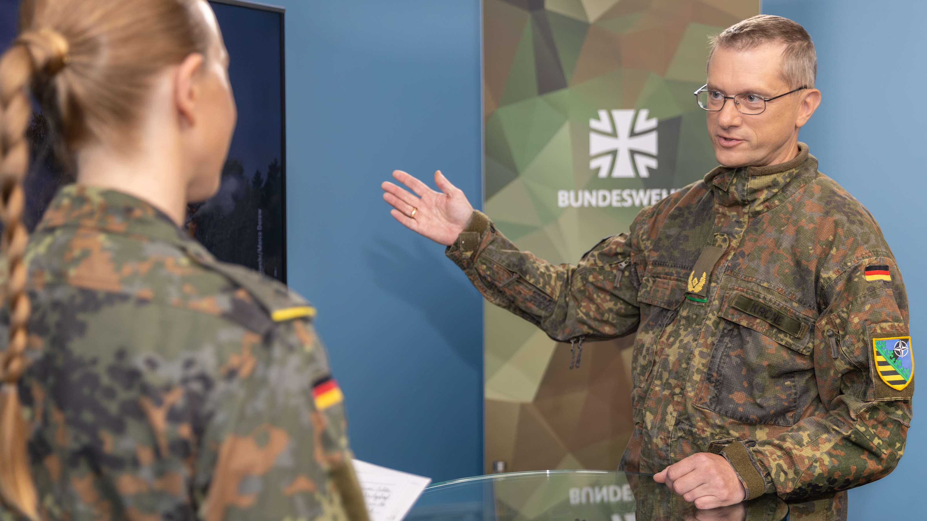 Brigadegeneral Alexander Krone von der Panzergrenadierbrigade 37 zieht ...