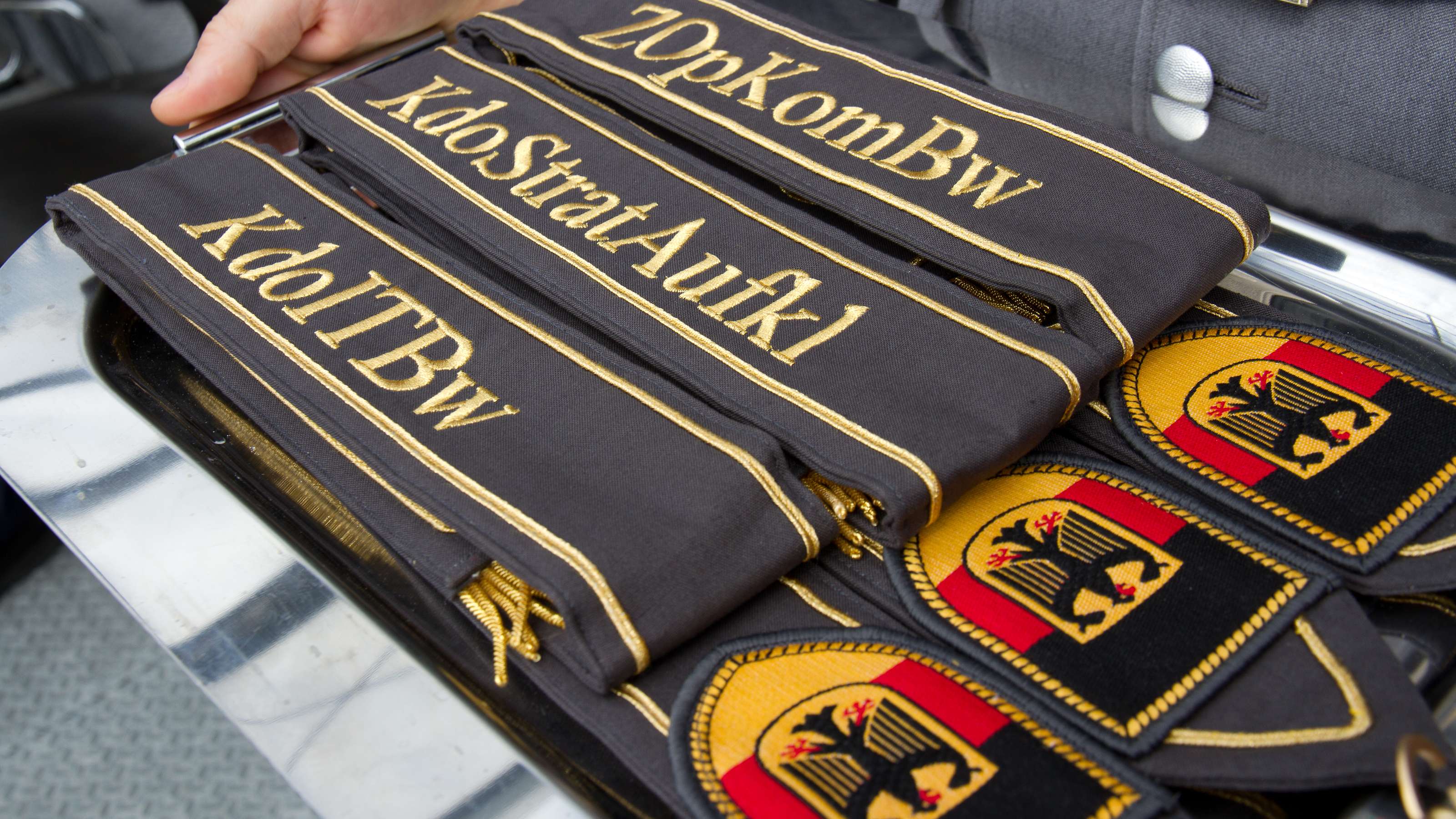Die Geschichte der Fahnenbänder: Symbole der Ehre und Tradition