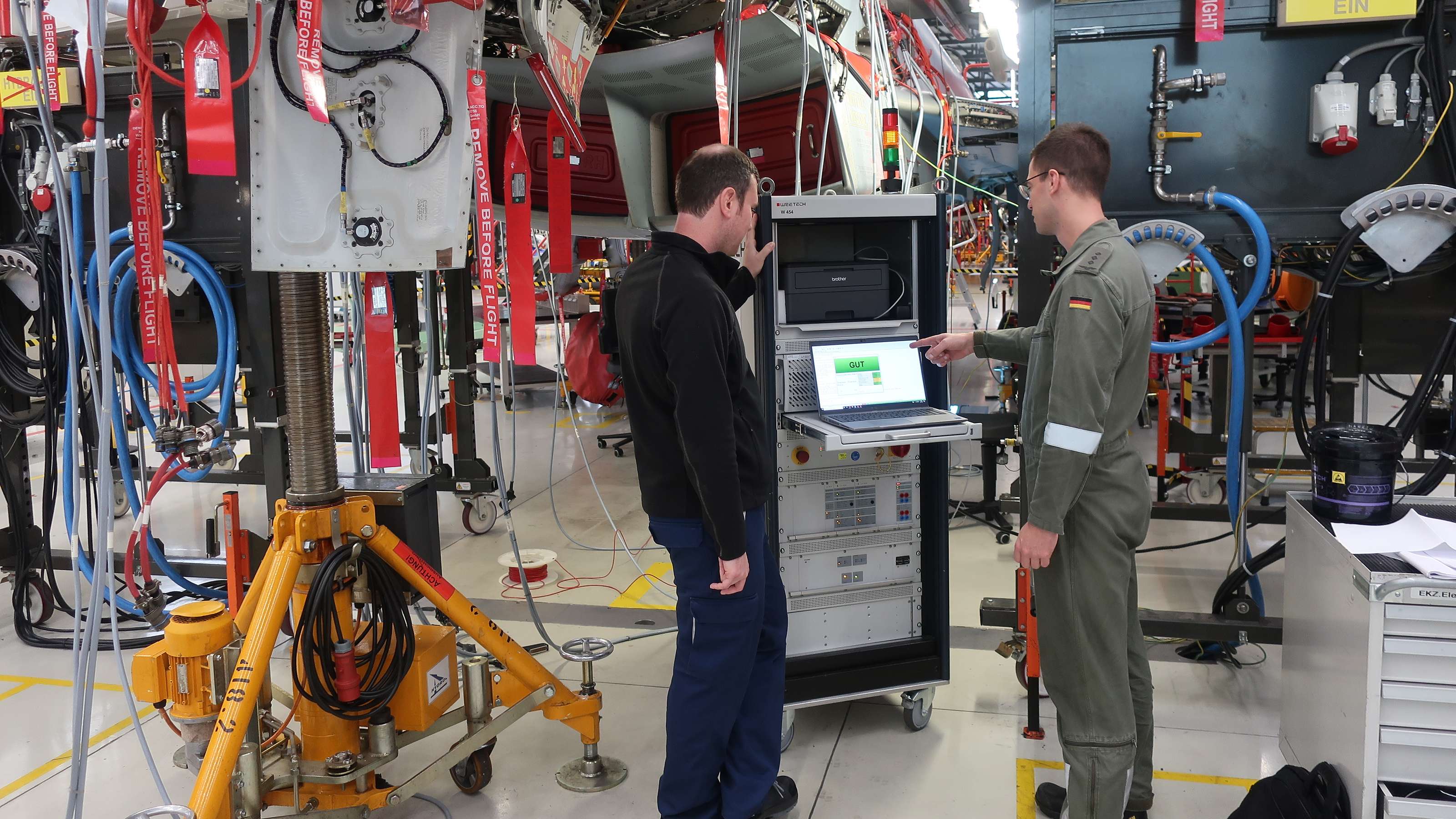 Als Luftfahrzeugtechnischer Offizier bei der Bundeswehr