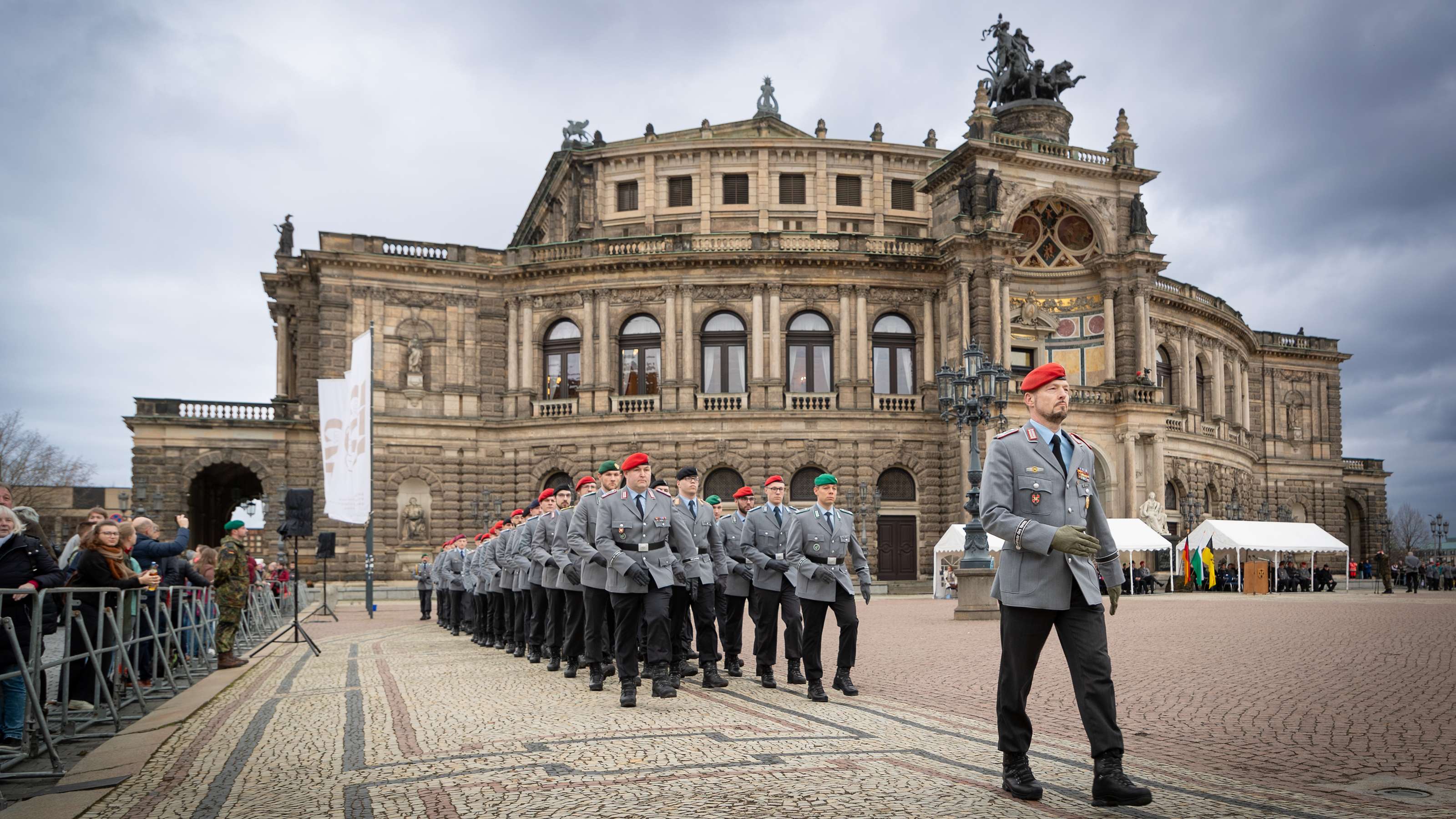 Appell der Offizierschule des Heeres auf dem Theaterplatz