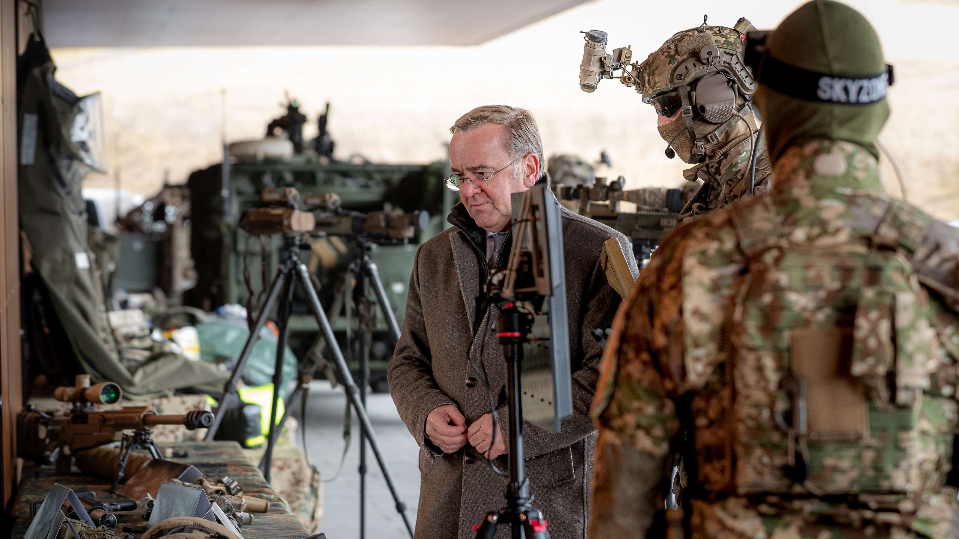 Verteidigungsminister besucht die Spezialkräfte des Heeres